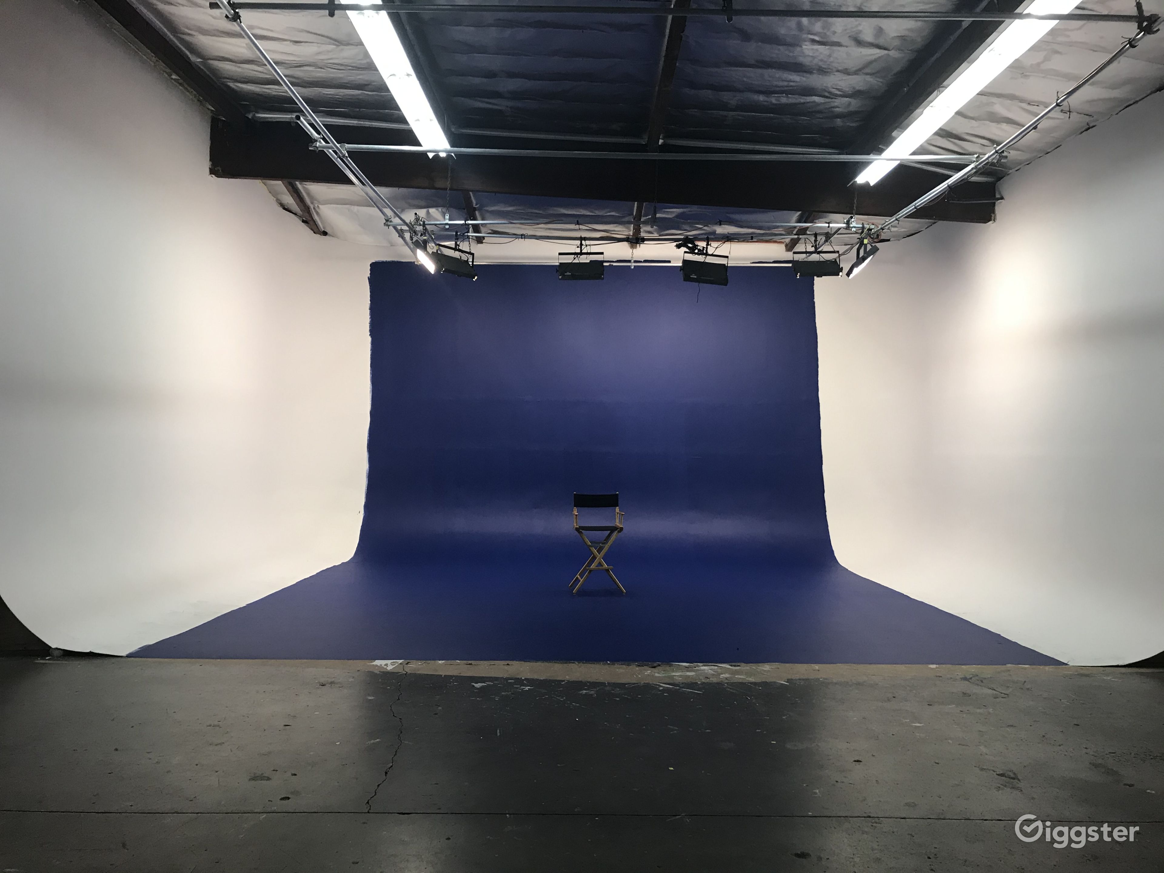 Pre-lit Blue Screen Studio | Rent this location on Giggster