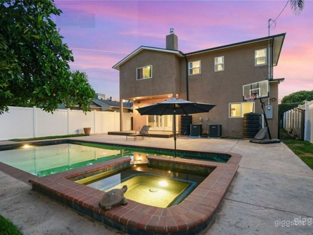 Outdoor Pool Oasis in a midcentury home Valley Village | Rent this ...
