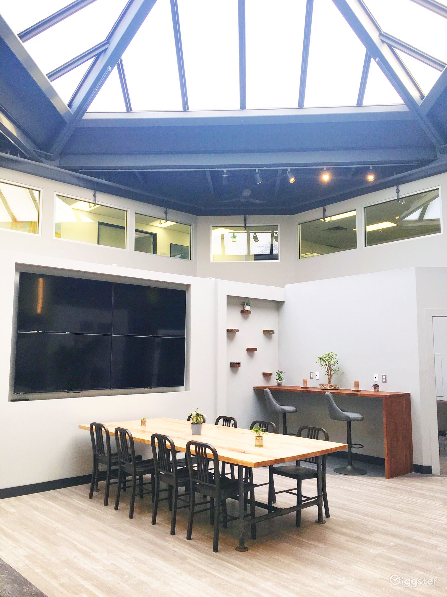 Bright Open Multi Function Event Space | Rent this location on Giggster