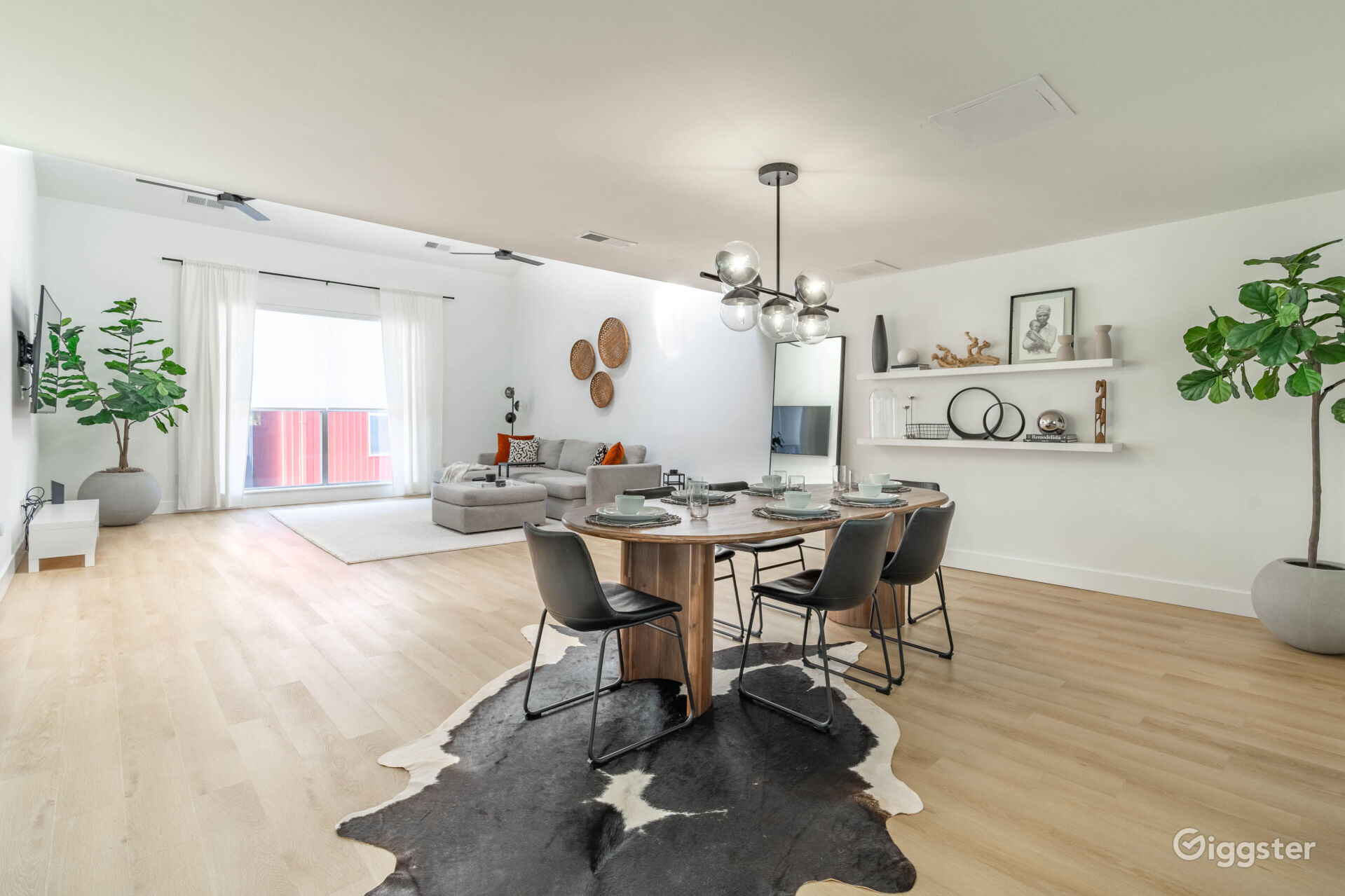 Modern, Bright, Spacious Home w Vaulted Ceilings | Rent this location ...