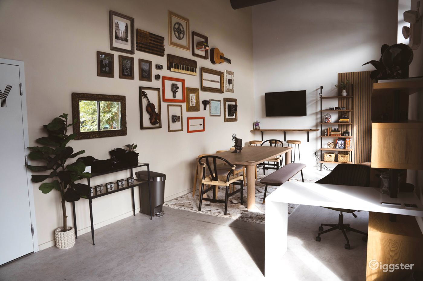 Mid Size Philly Studio with Clubhouse design | Rent this location on ...