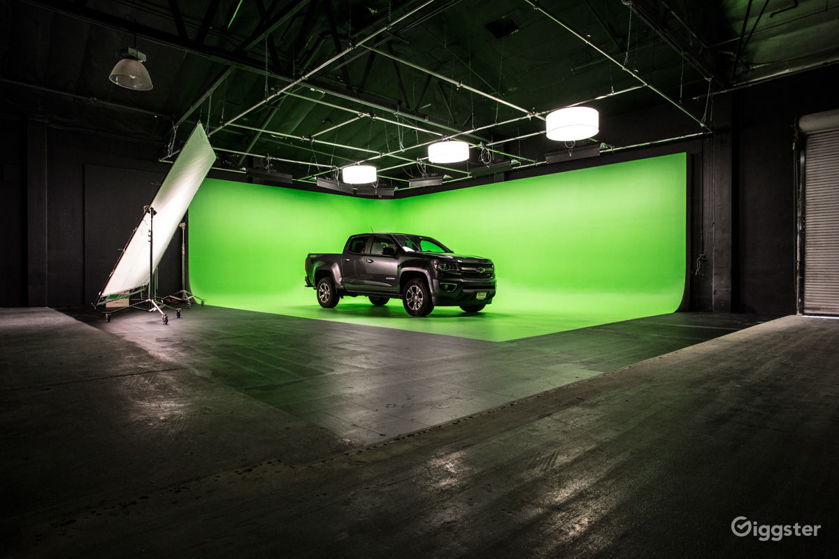 HUGE GREEN SCREEN | FilmStudioLA | Rent this location on Giggster