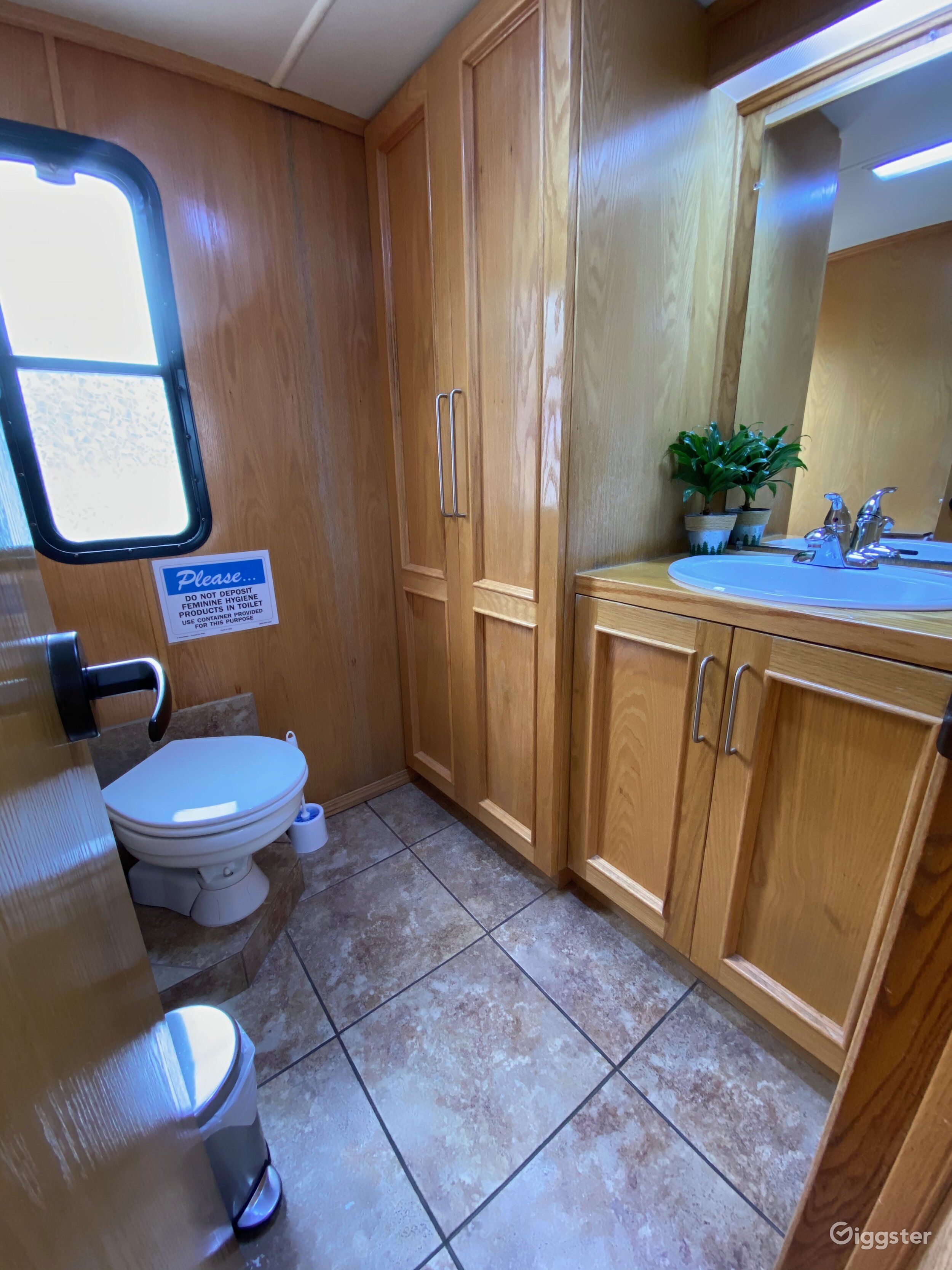 THE LAROAN - BOAT EQUIPPED WITH MODERN AMENITIES | Rent this location ...