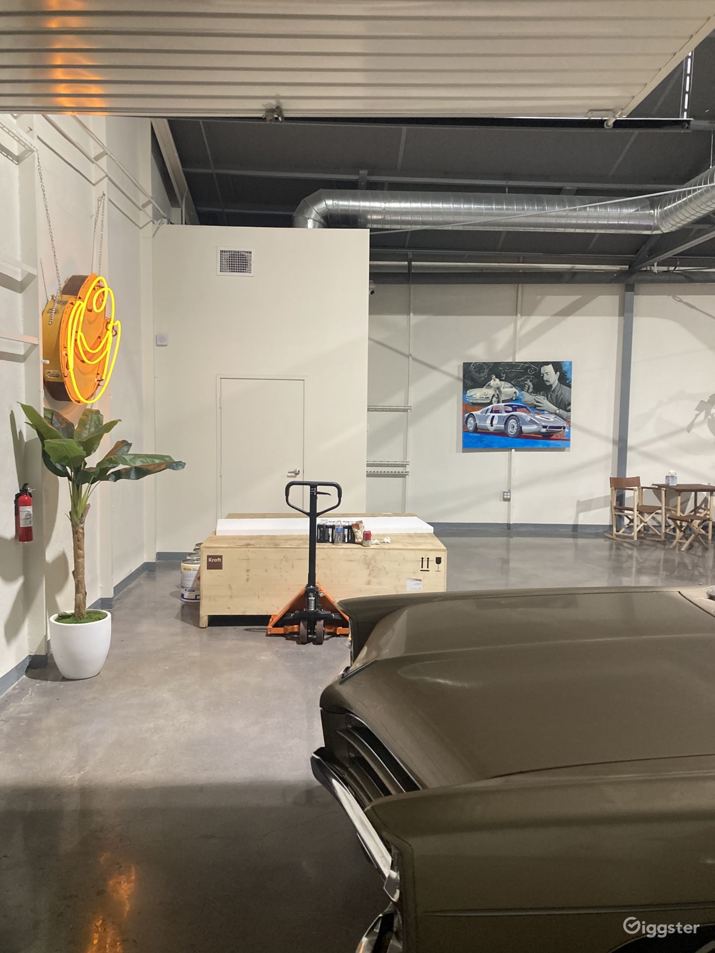 Rare creative office hanger/retail/showroom | Rent this location on ...