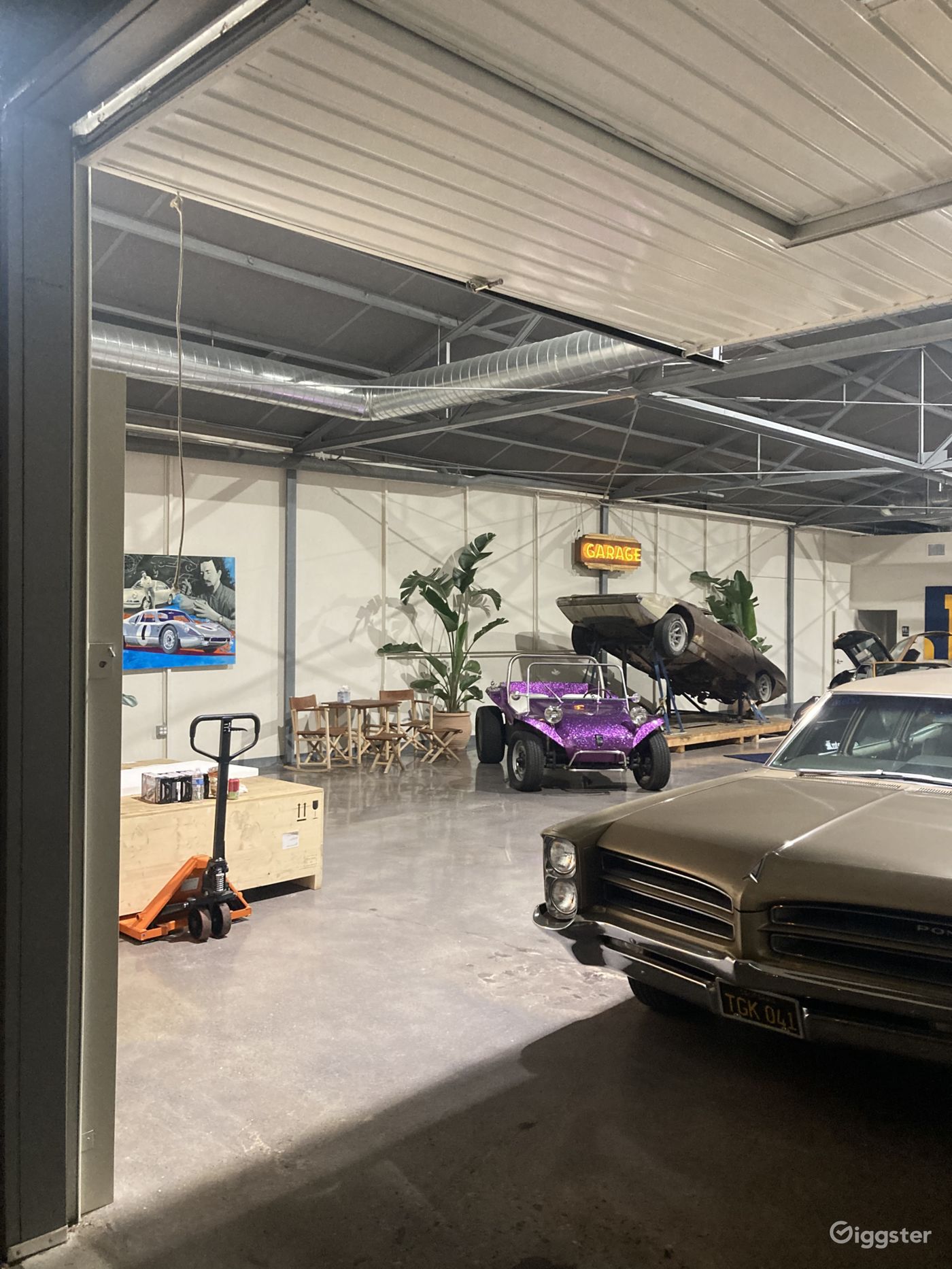 Rare creative office hanger/retail/showroom | Rent this location on ...