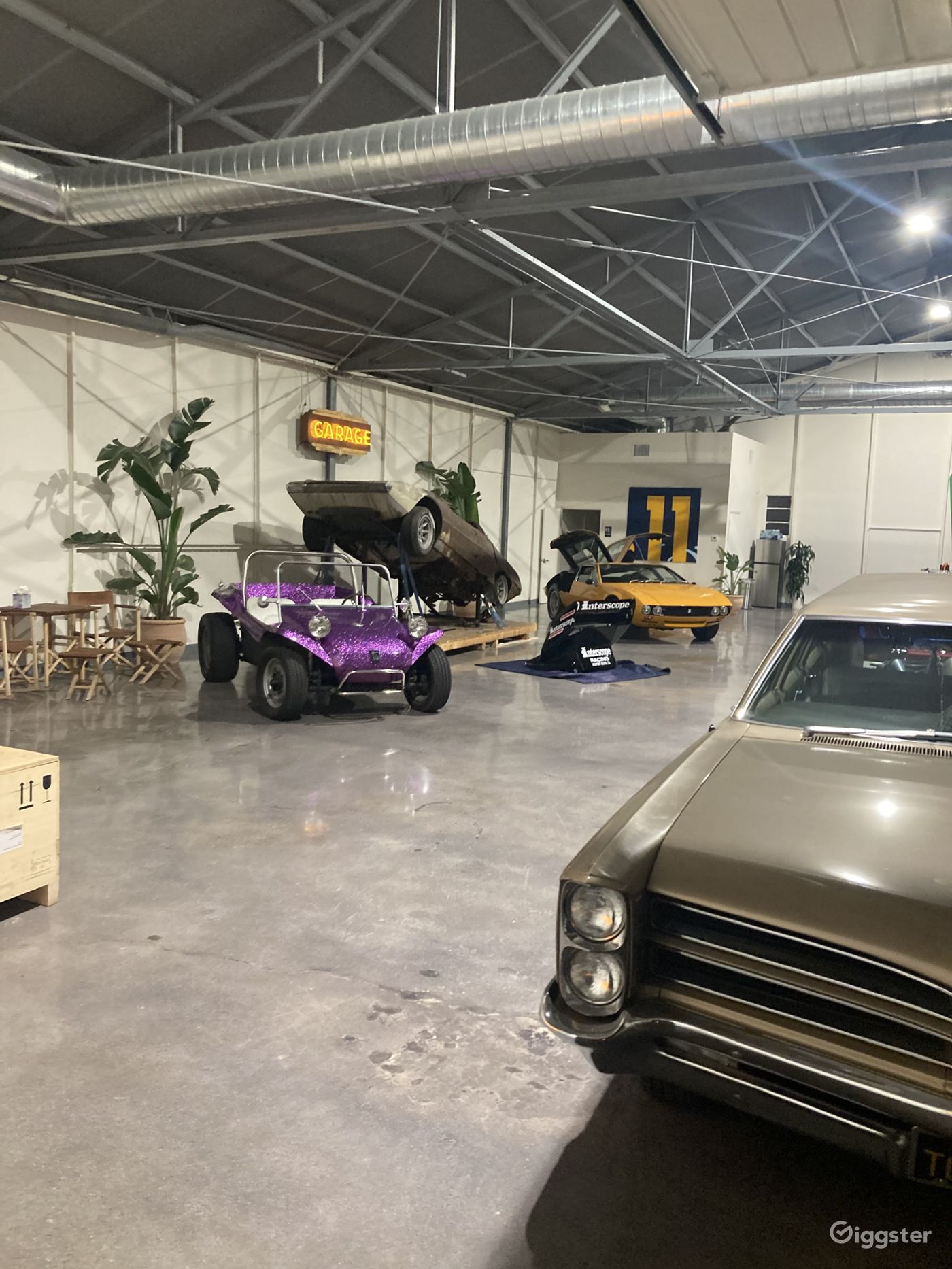 Rare creative office hanger/retail/showroom | Rent this location on ...