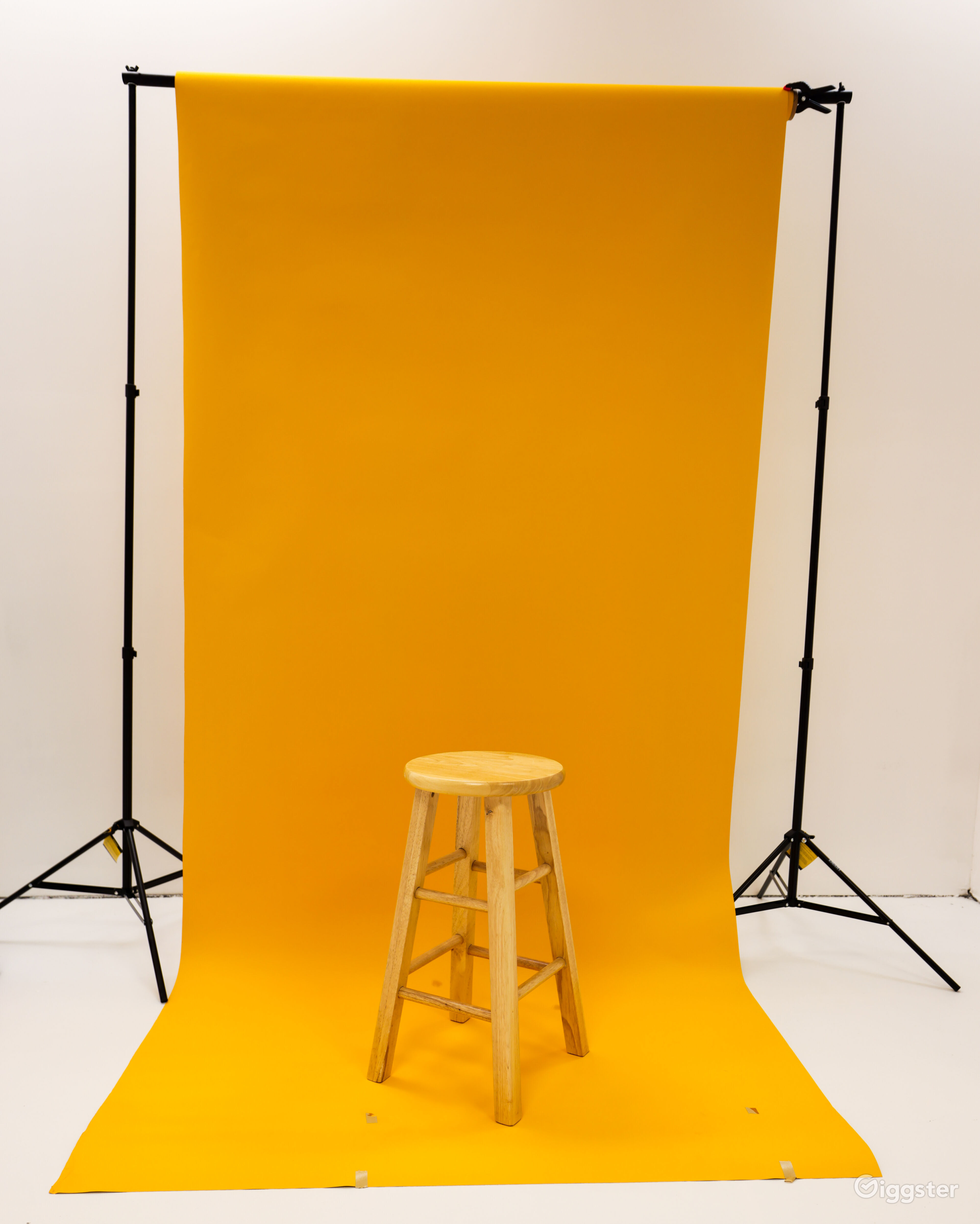 Seamless backdrop for headshot and portraits | Rent this location on ...