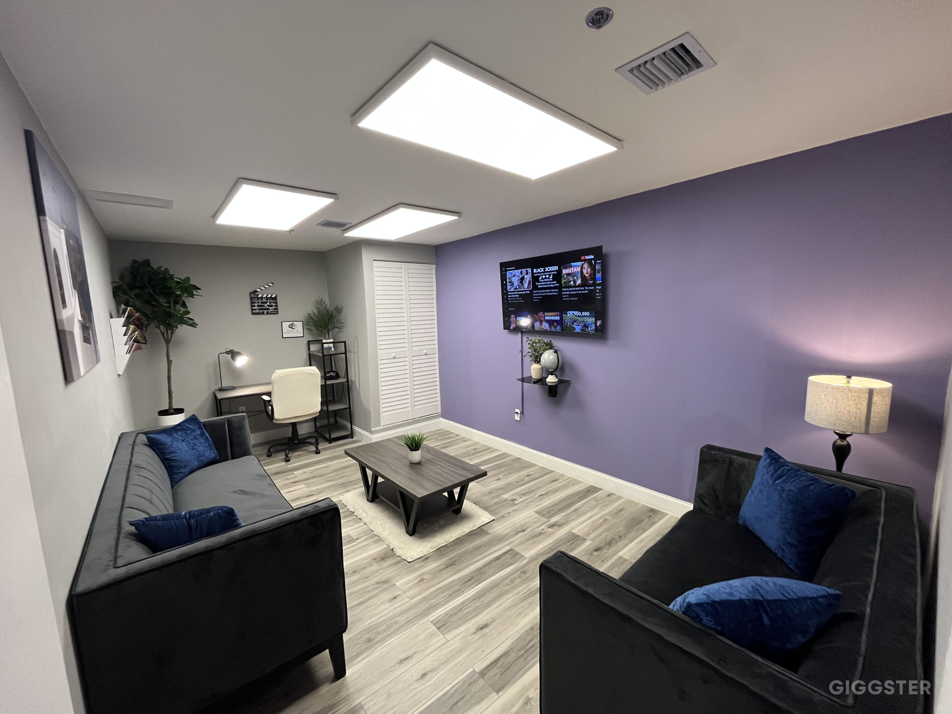 20' Black Cyc / Black Void Studio | Rent this location on Giggster