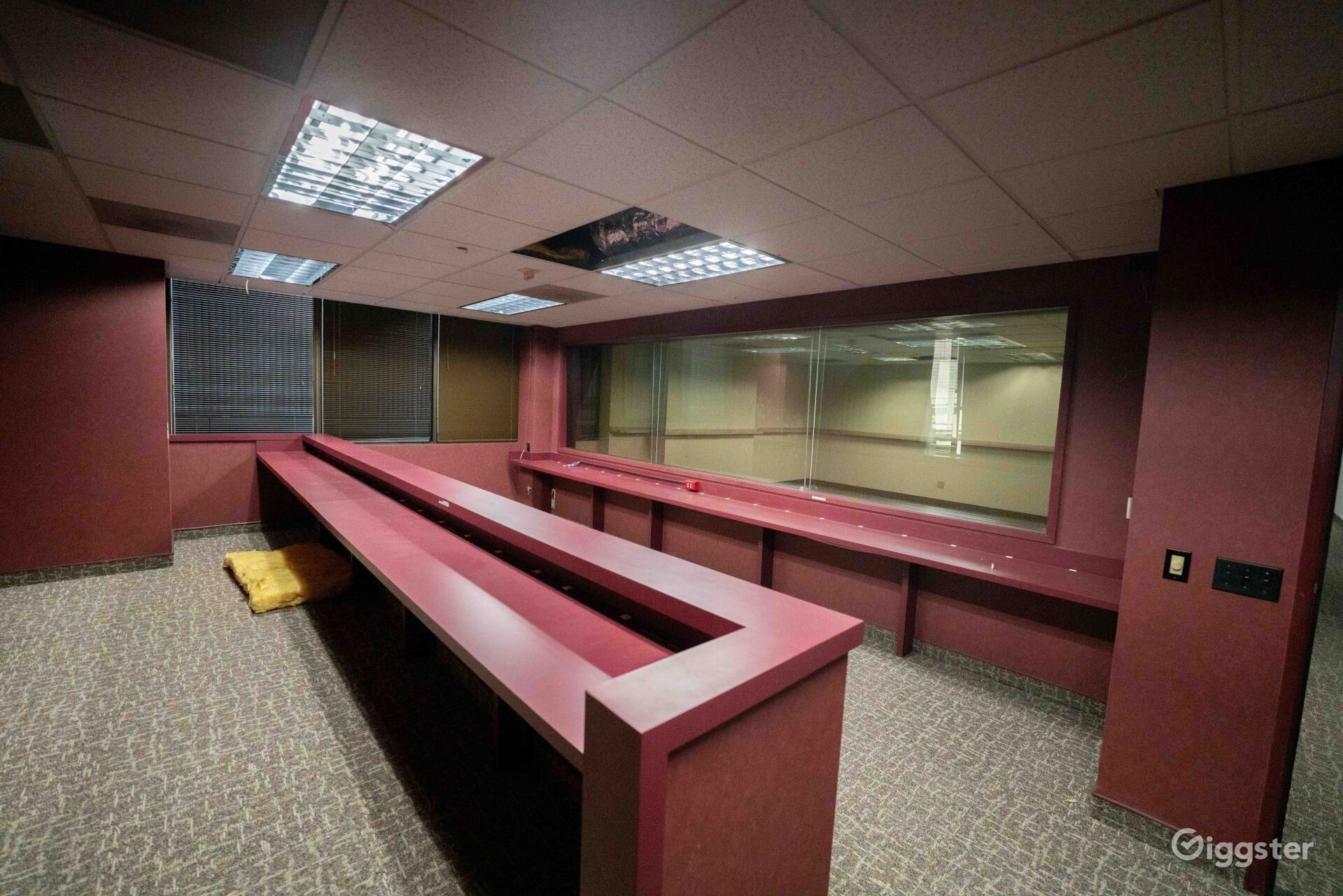 Suite 360: RETRO FOCUS GROUP (LAX) | Rent this location on Giggster