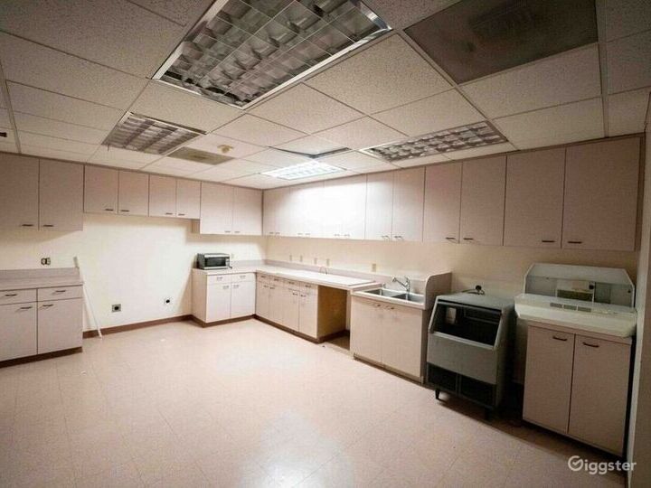 Suite 360: RETRO FOCUS GROUP (LAX) | Rent this location on Giggster