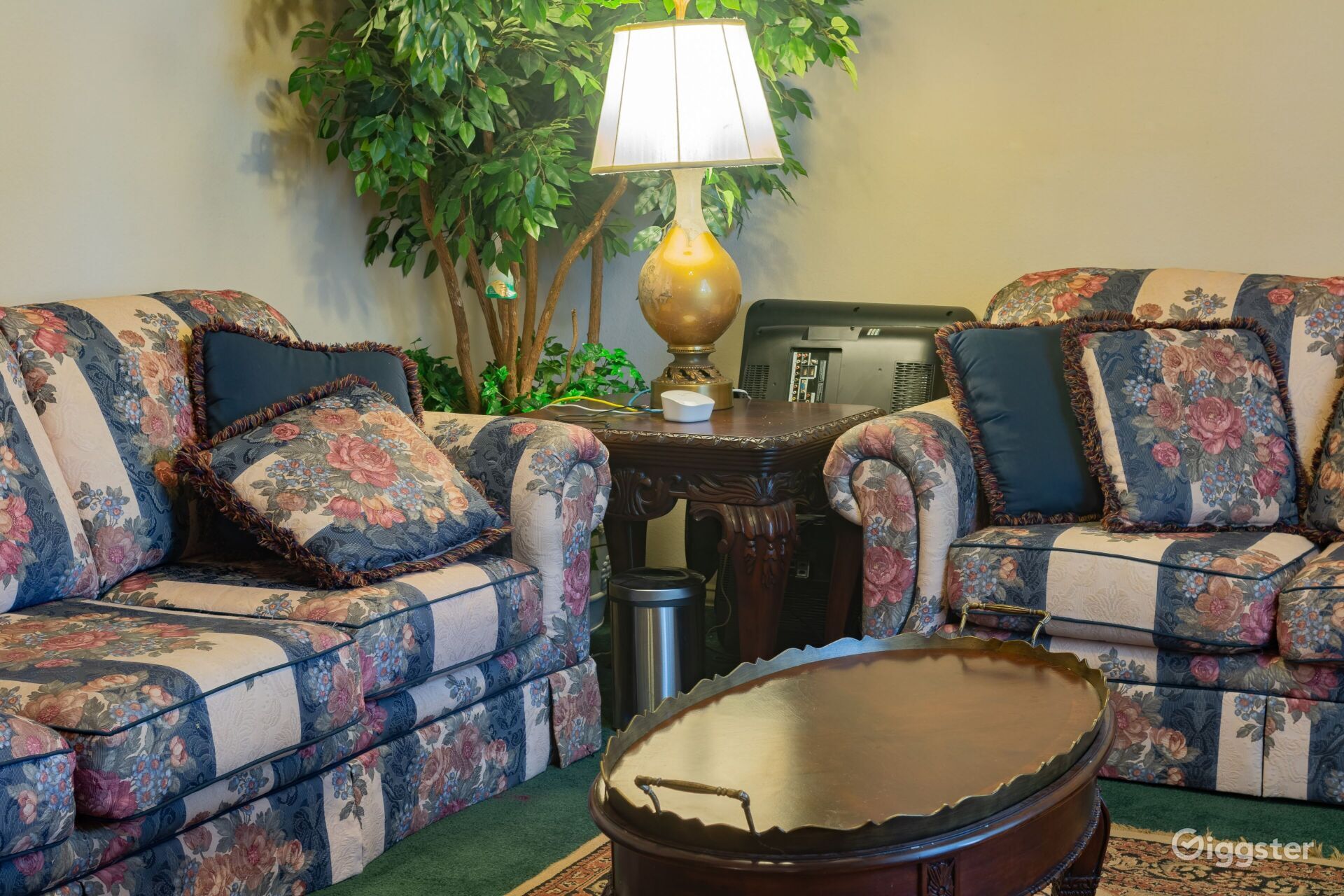 80s-90s aesthetic house | Rent this location on Giggster