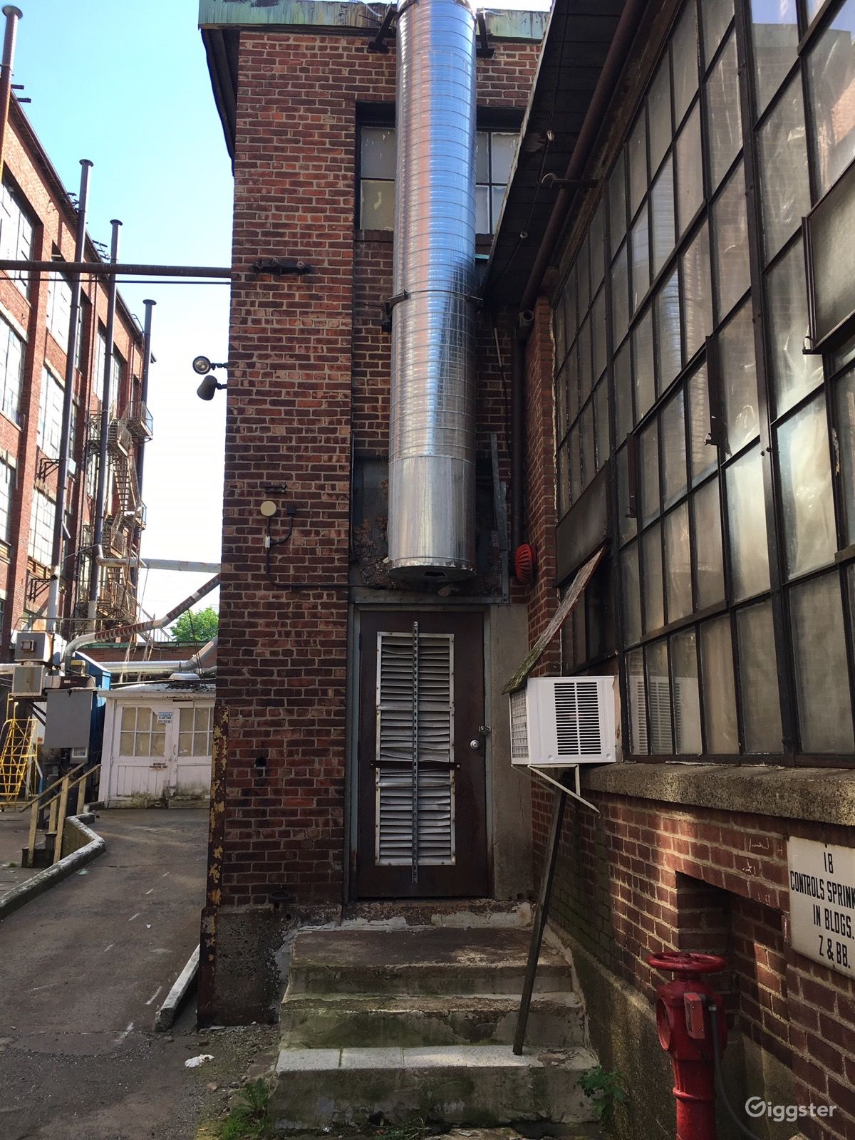 Awesome Industrial Rooftop & Exteriors | Rent this location on Giggster