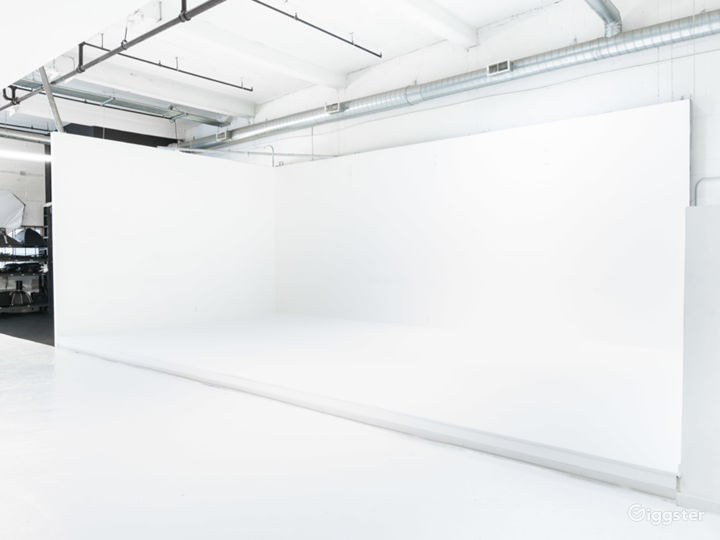 Flexible White Production Studio Space | Rent this location on Giggster