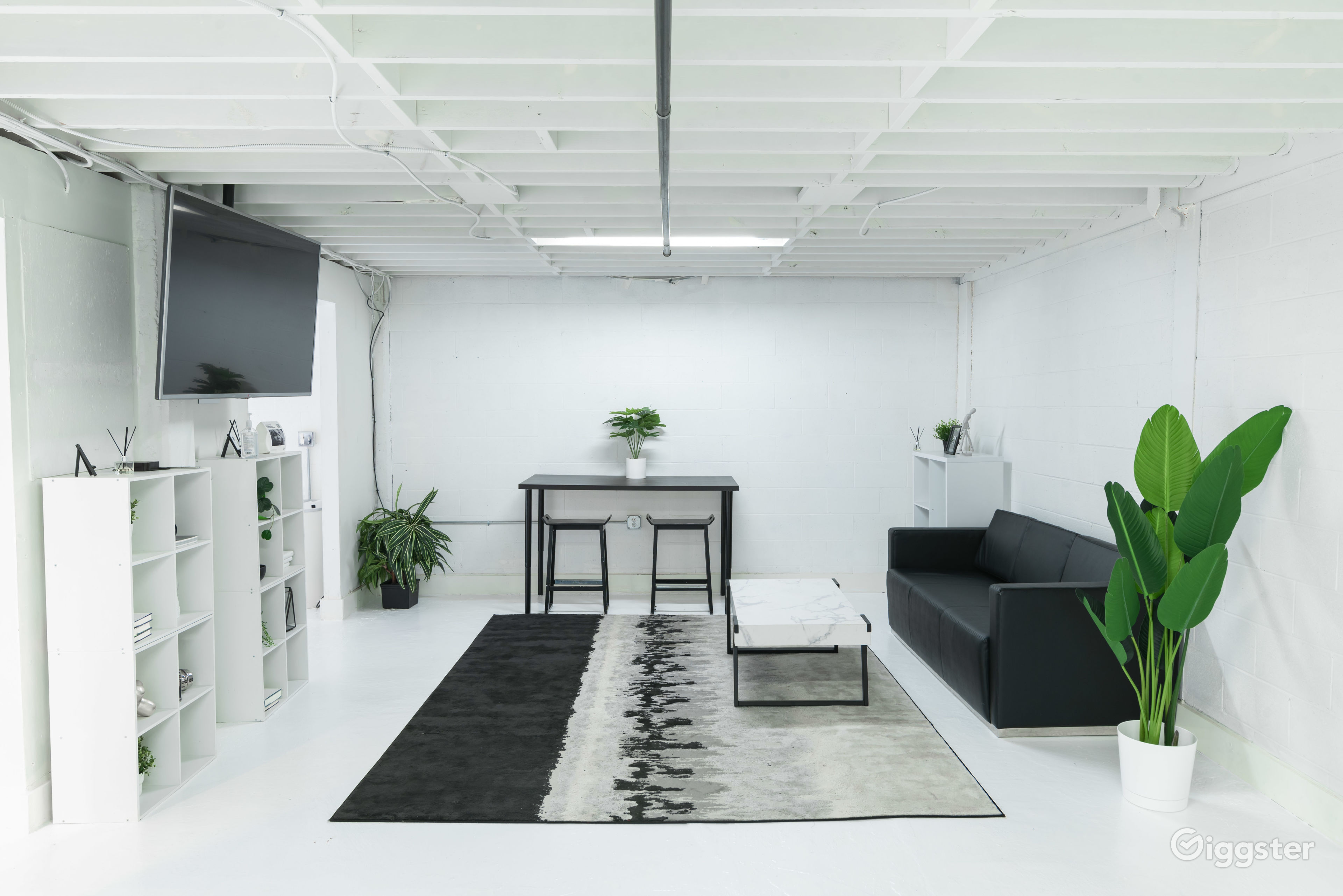 Flexible White Production Studio Space | Rent this location on Giggster