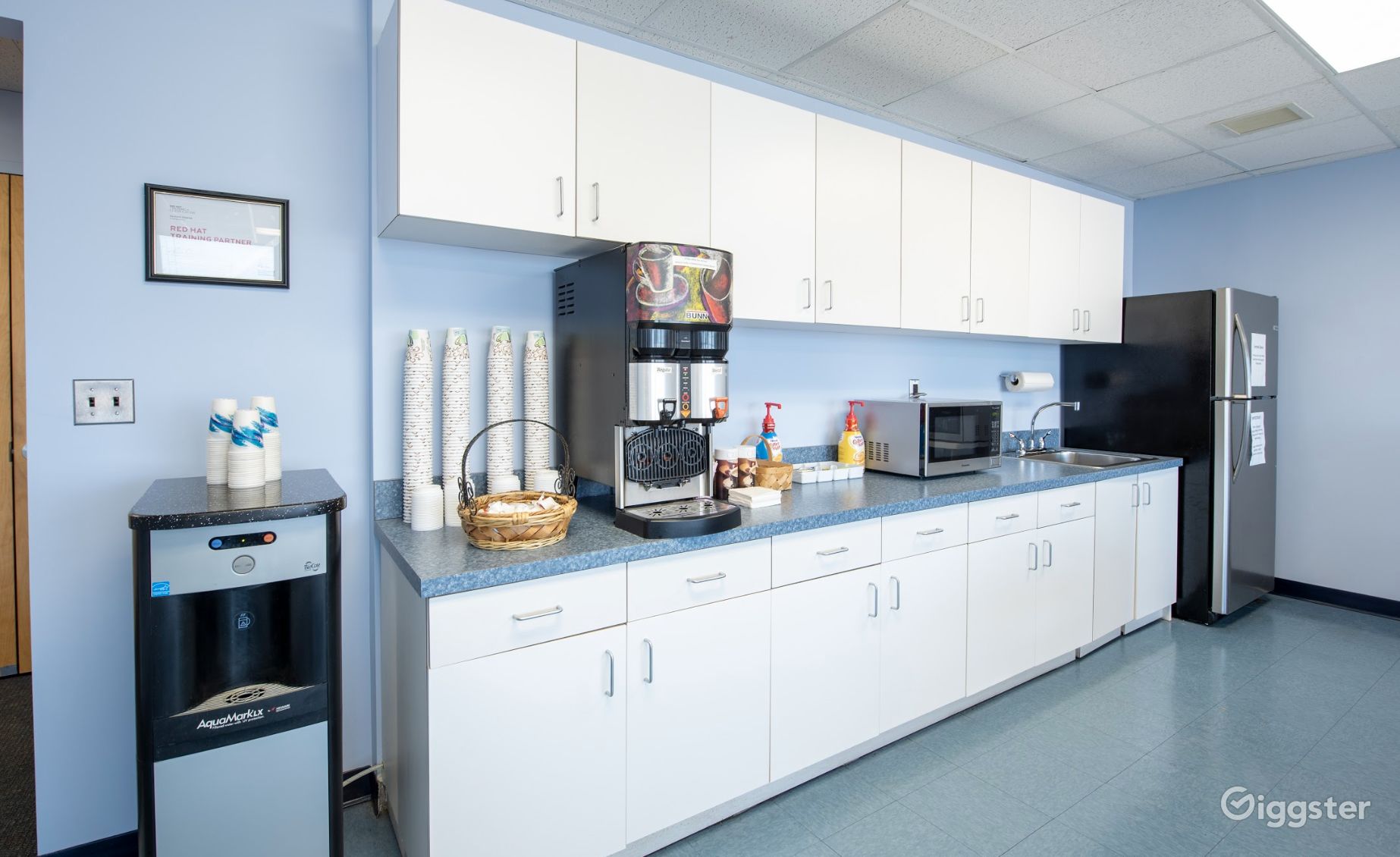 Dual-Monitor Classroom Style Training Room for Large Groups | Rent this ...