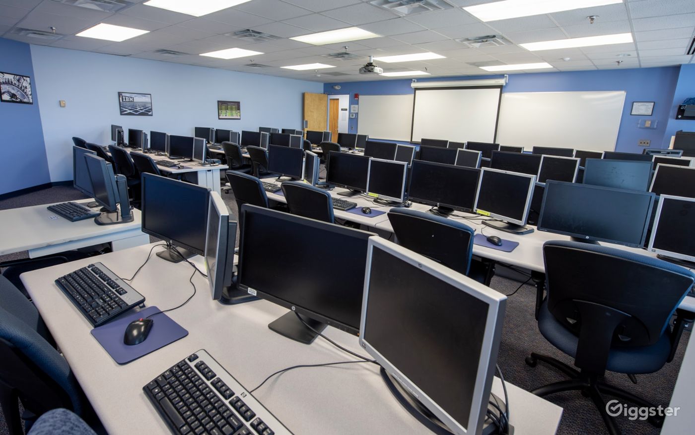 Dual-Monitor Classroom Style Training Room for Large Groups | Rent this ...