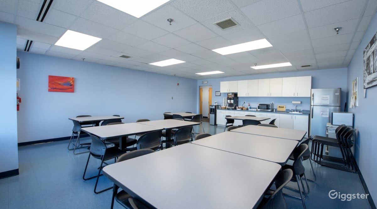 Dual-Monitor Classroom Style Training Room for Large Groups | Rent this ...