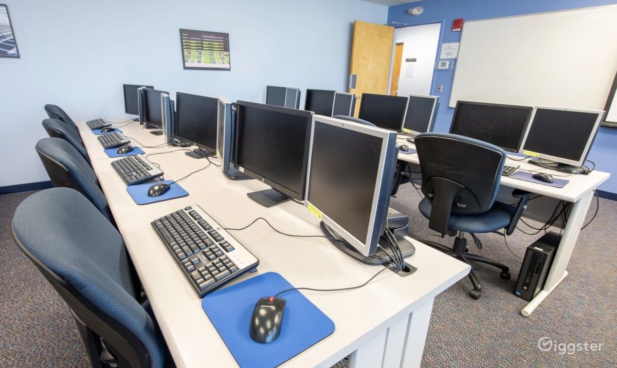 Dual-Monitor Classroom Style Training Room for Large Groups | Rent this ...