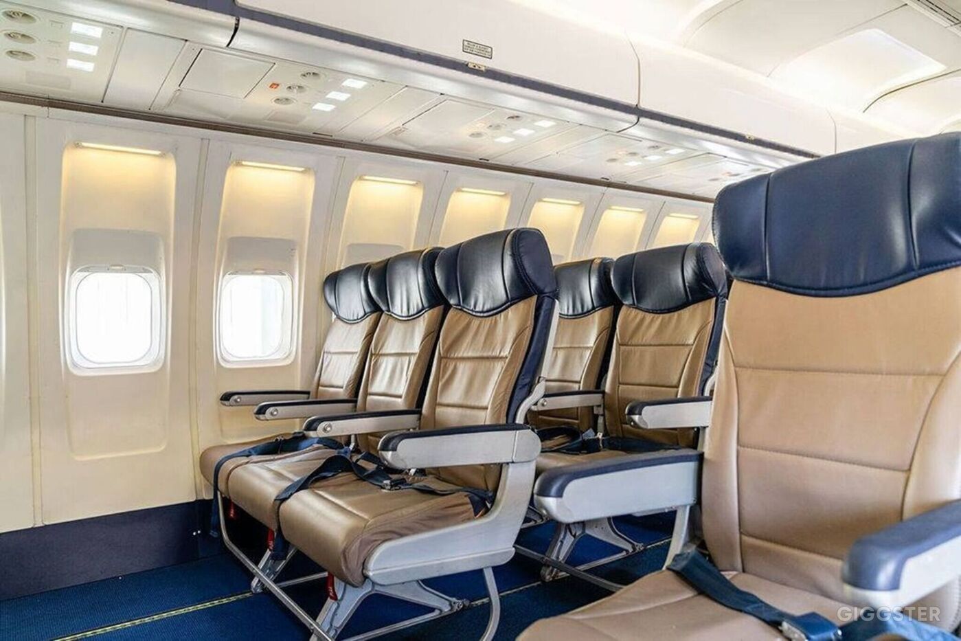 BOEING 737 MAIN CABIN AVAILABLE FOR PHOTO/VIDEO SHOOTS | Rent this ...