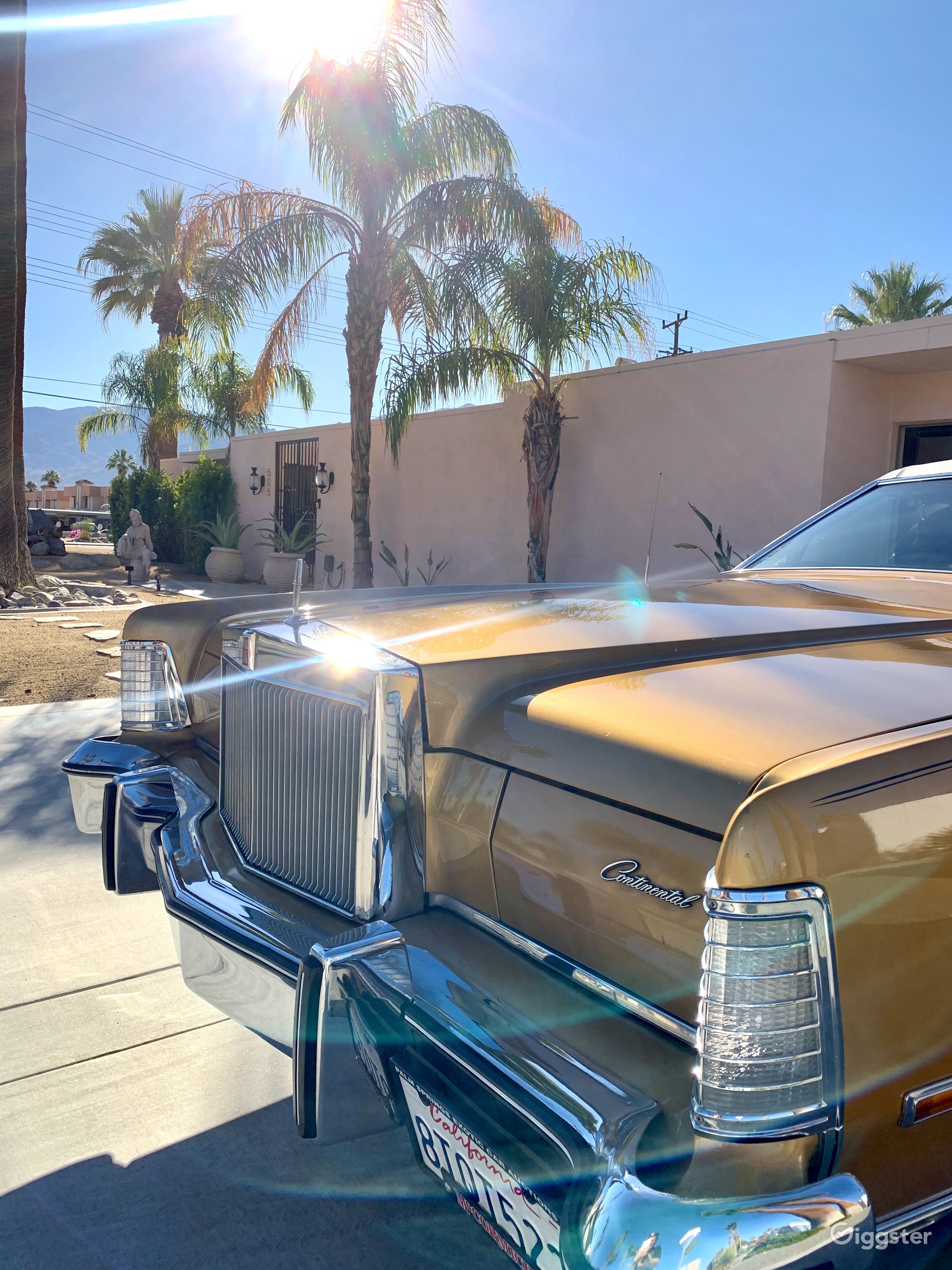 Luxurious 1974 Gold Lincoln Continental Mark IV | Rent this location on ...