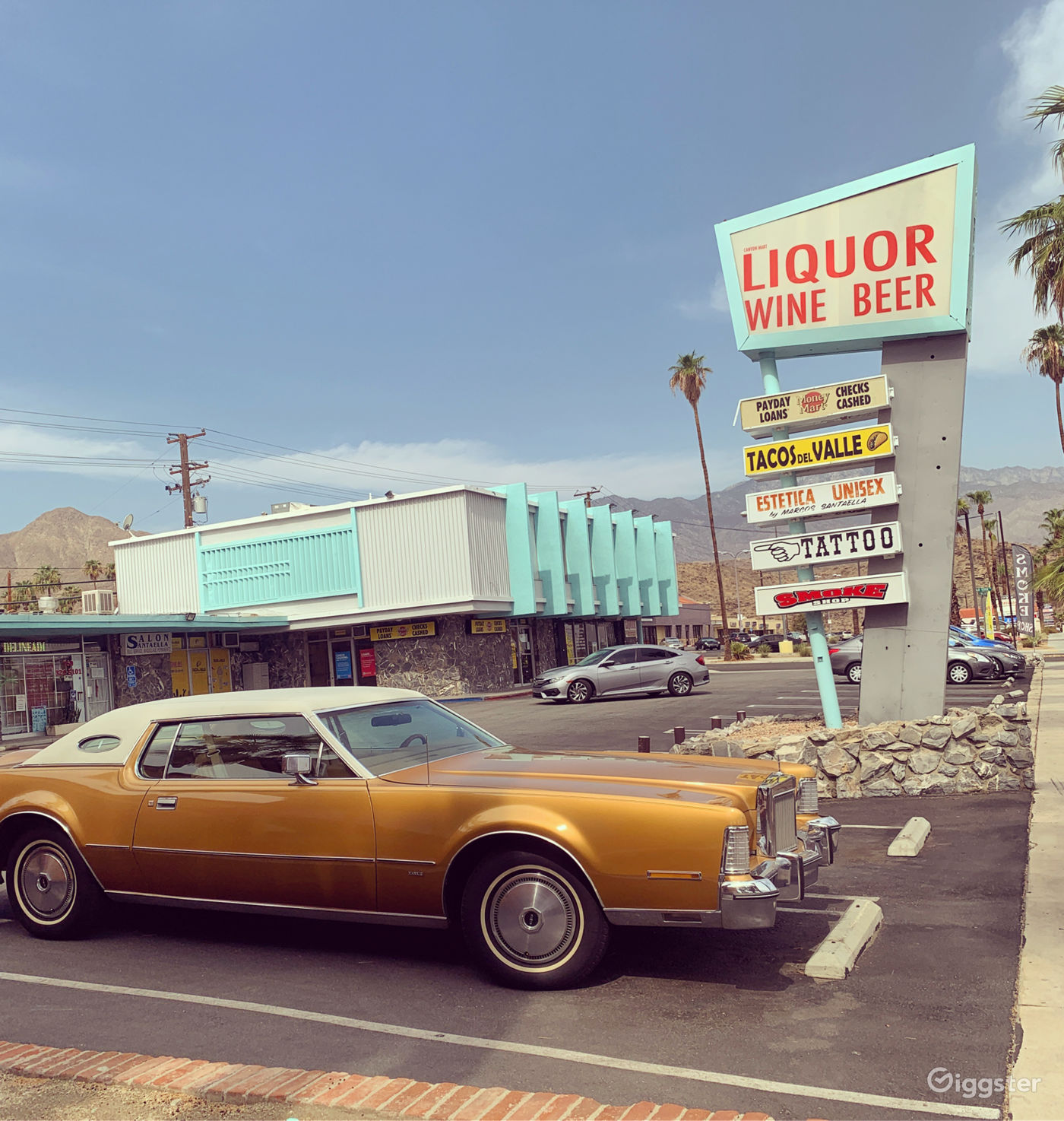 Luxurious 1974 Gold Lincoln Continental Mark IV | Rent this location on ...