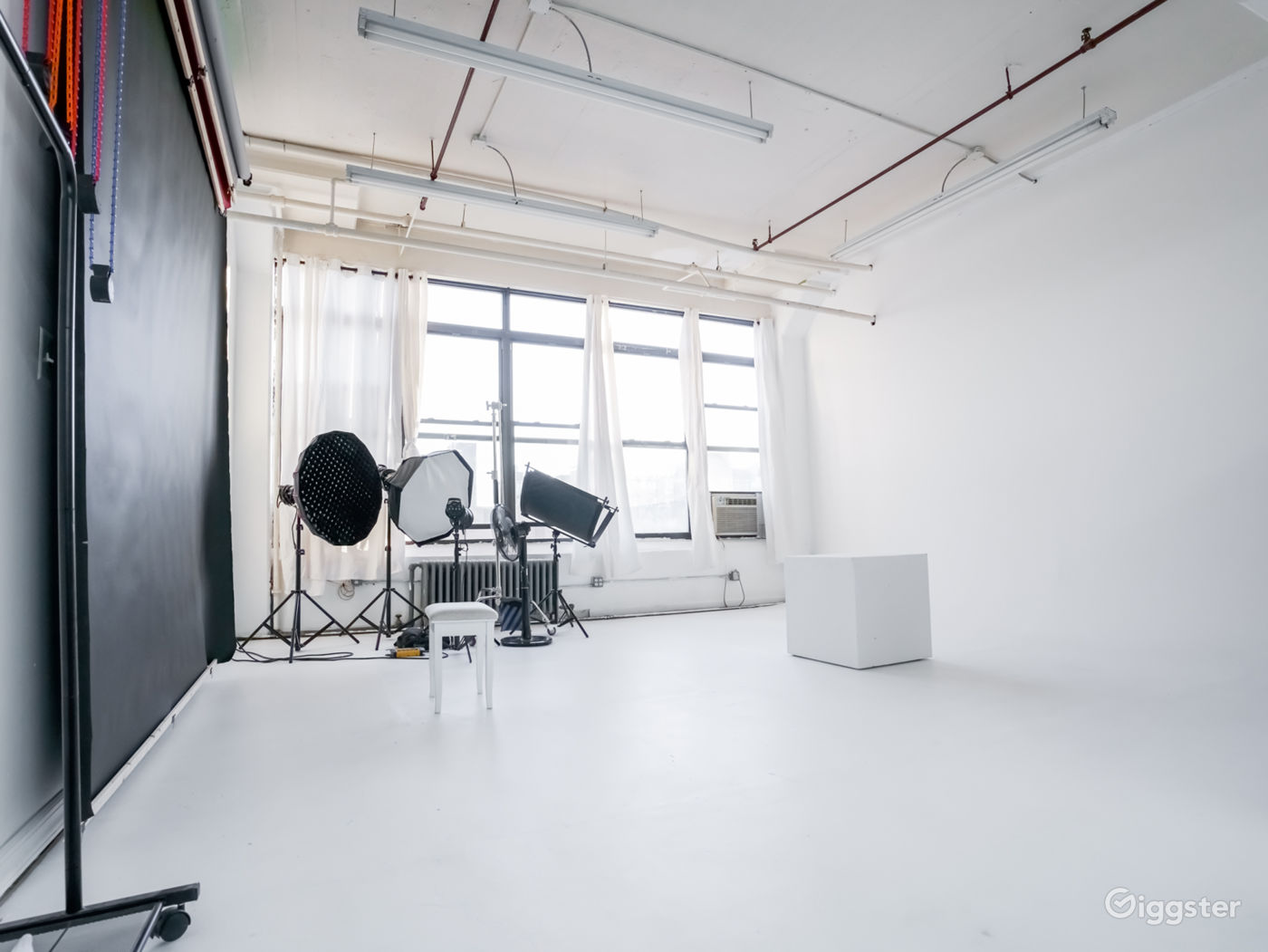 Day light photo studio With Cyc Infinity Wall | Rent this location on ...