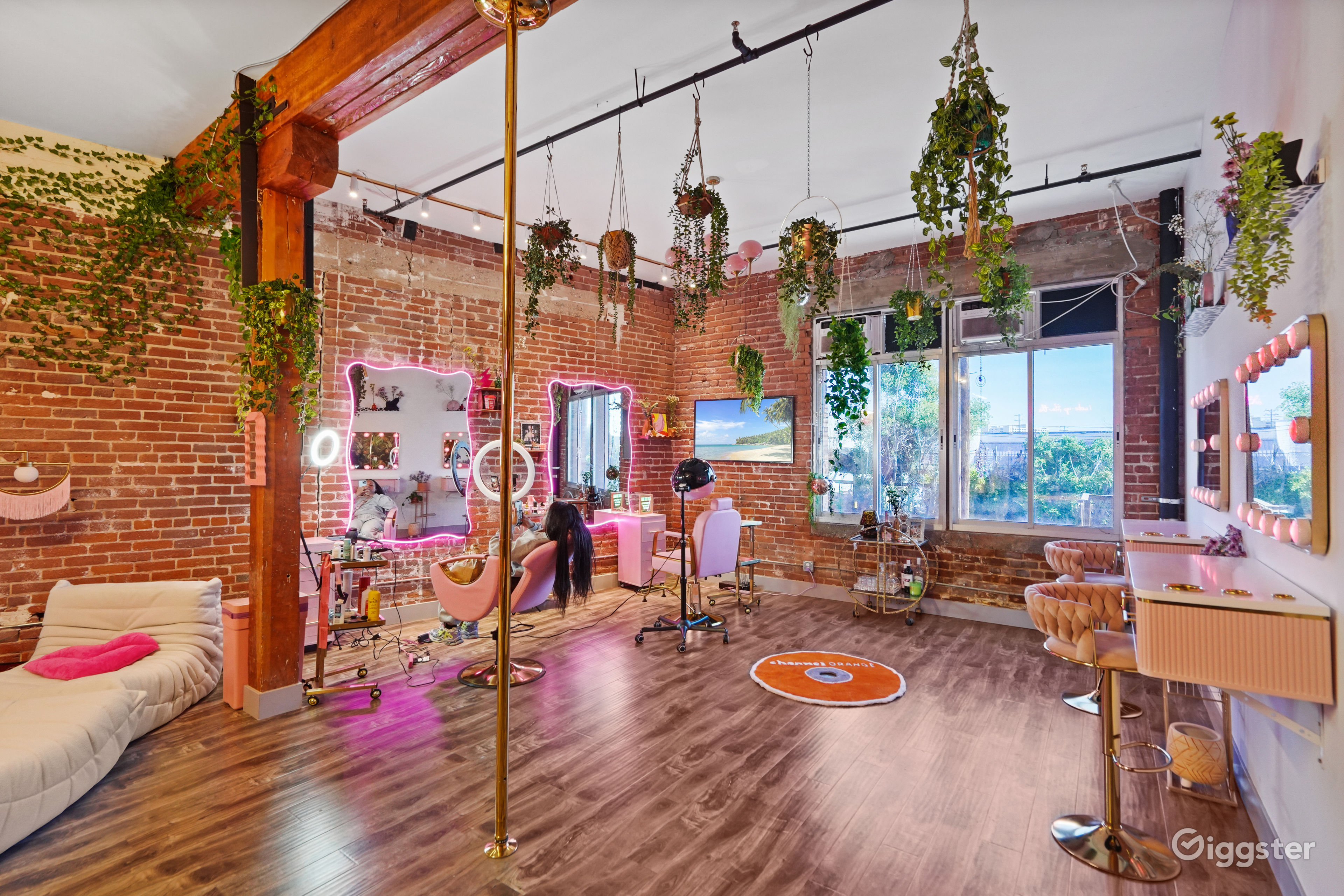 Super Stylish, Pink Aesthetic Salon in DTLA | Rent this location on ...