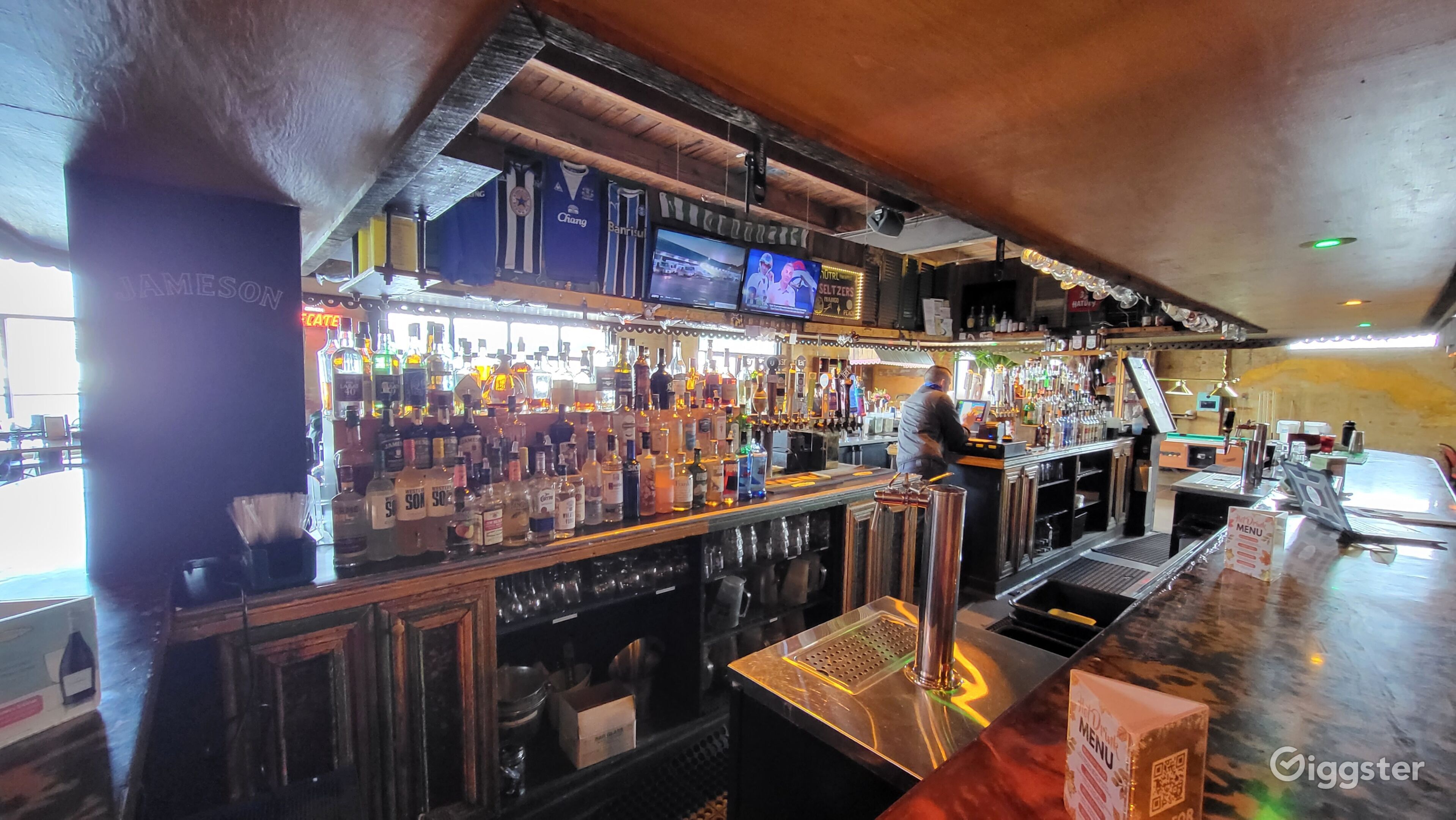 Versatile Waterfront Bar & Eatery in Baltimore | Rent this location on ...
