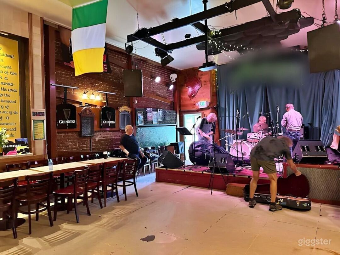 Retro Musical Venue with Stage & Bar | Rent this location on Giggster