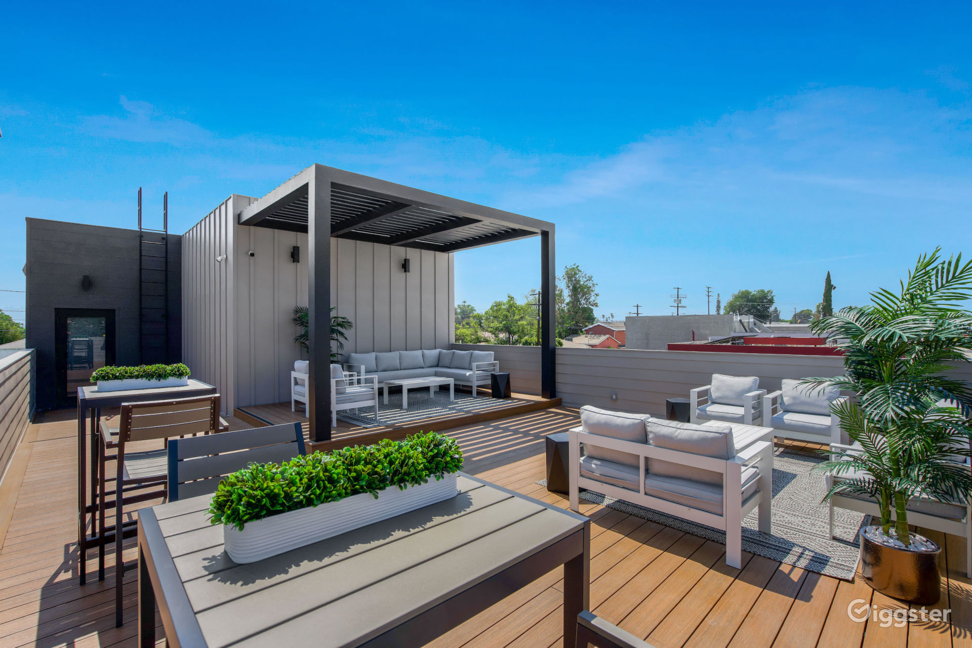 Modern Rooftop Deck & Lounge | Rent this location on Giggster