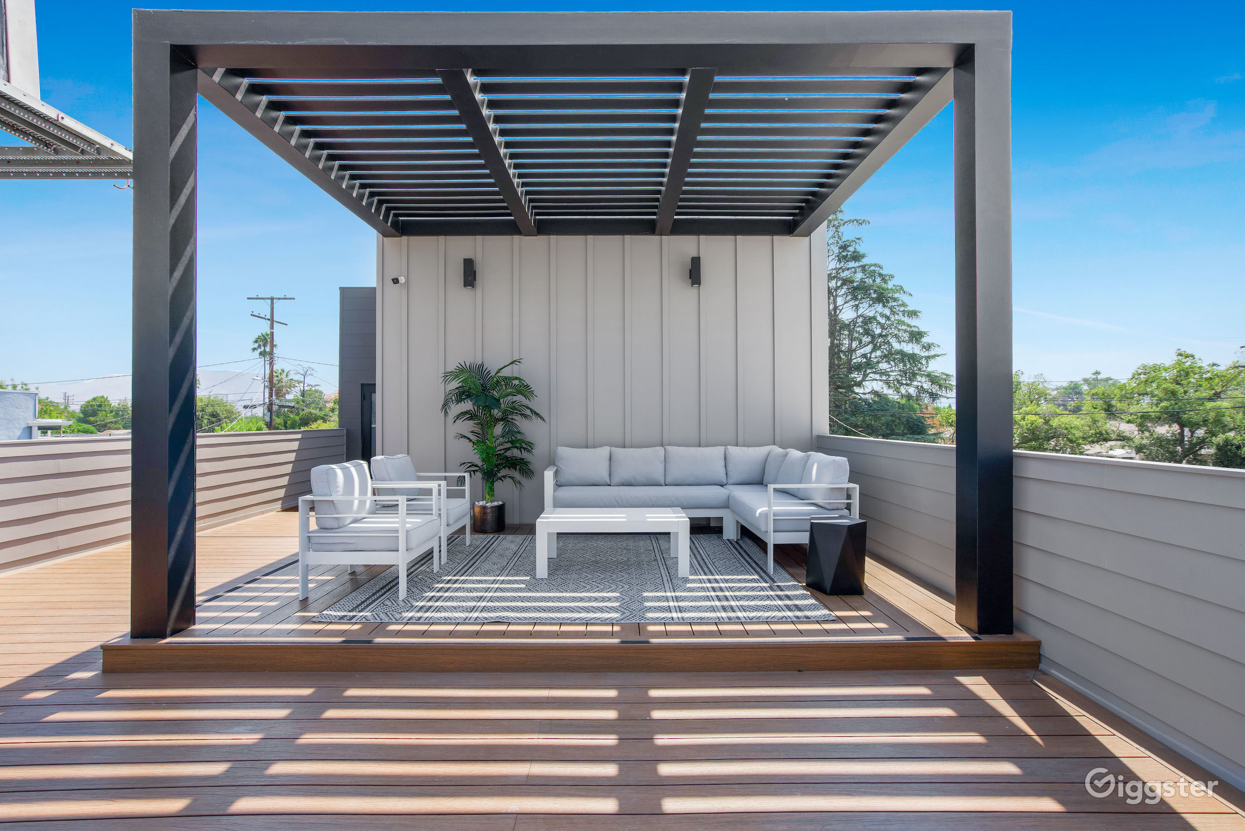Modern Rooftop Deck & Lounge | Rent this location on Giggster
