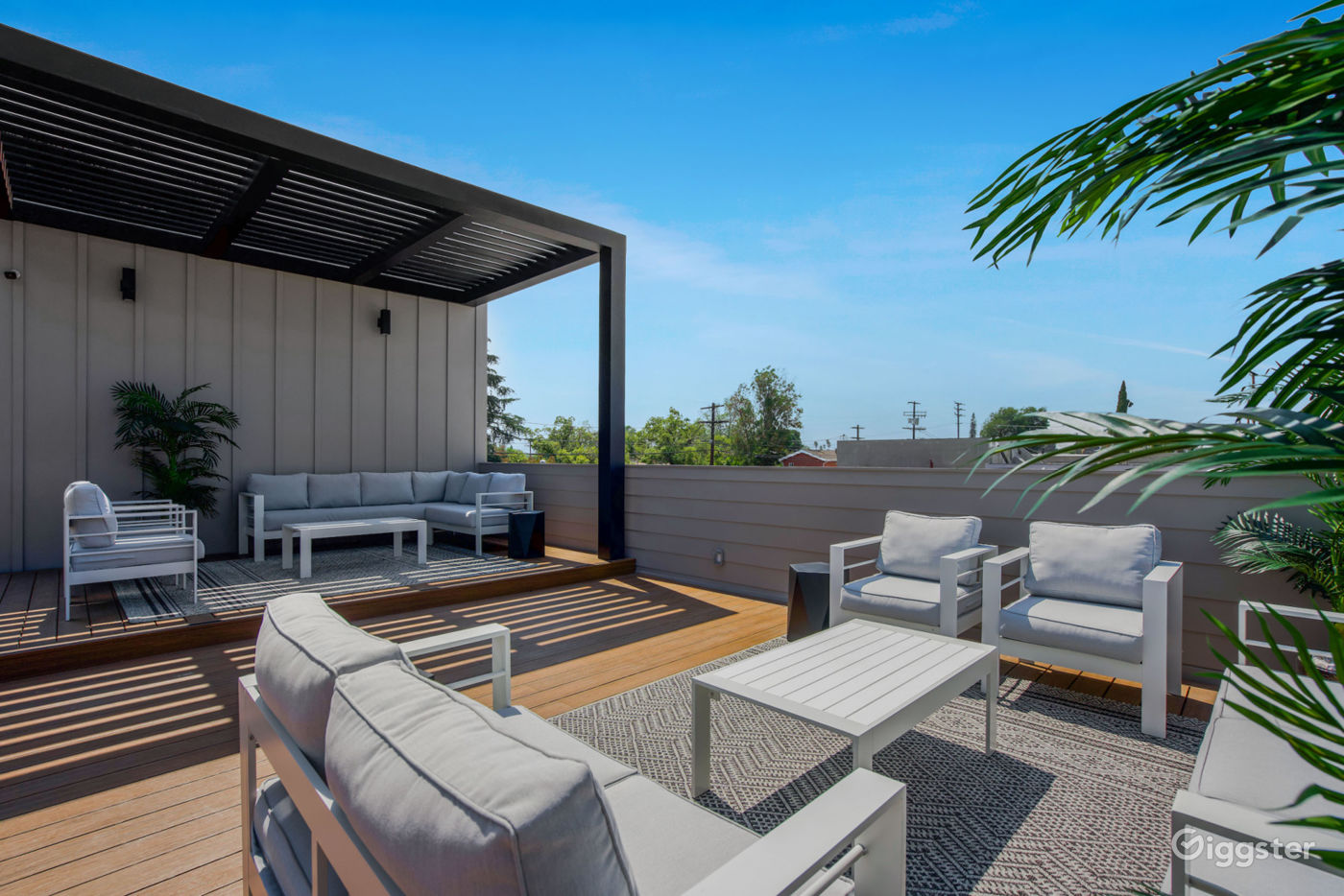 Modern Rooftop Deck & Lounge | Rent this location on Giggster