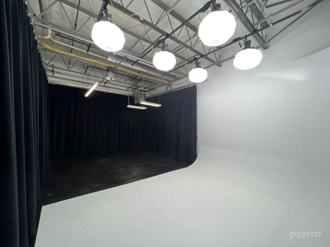 Video + Photo studio / Soundproof / White Cyc / Meeting area | Rent ...