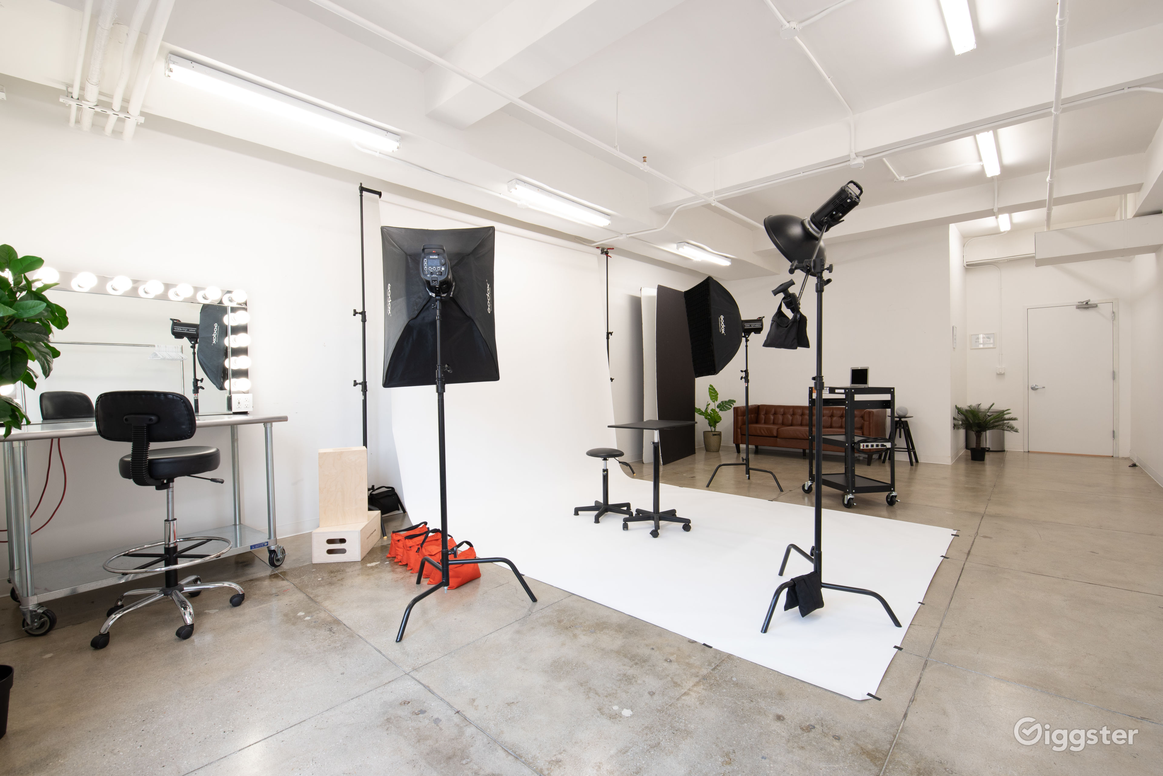 Spacious Midtown Photo Studio with Tons of Natural | Rent this location ...