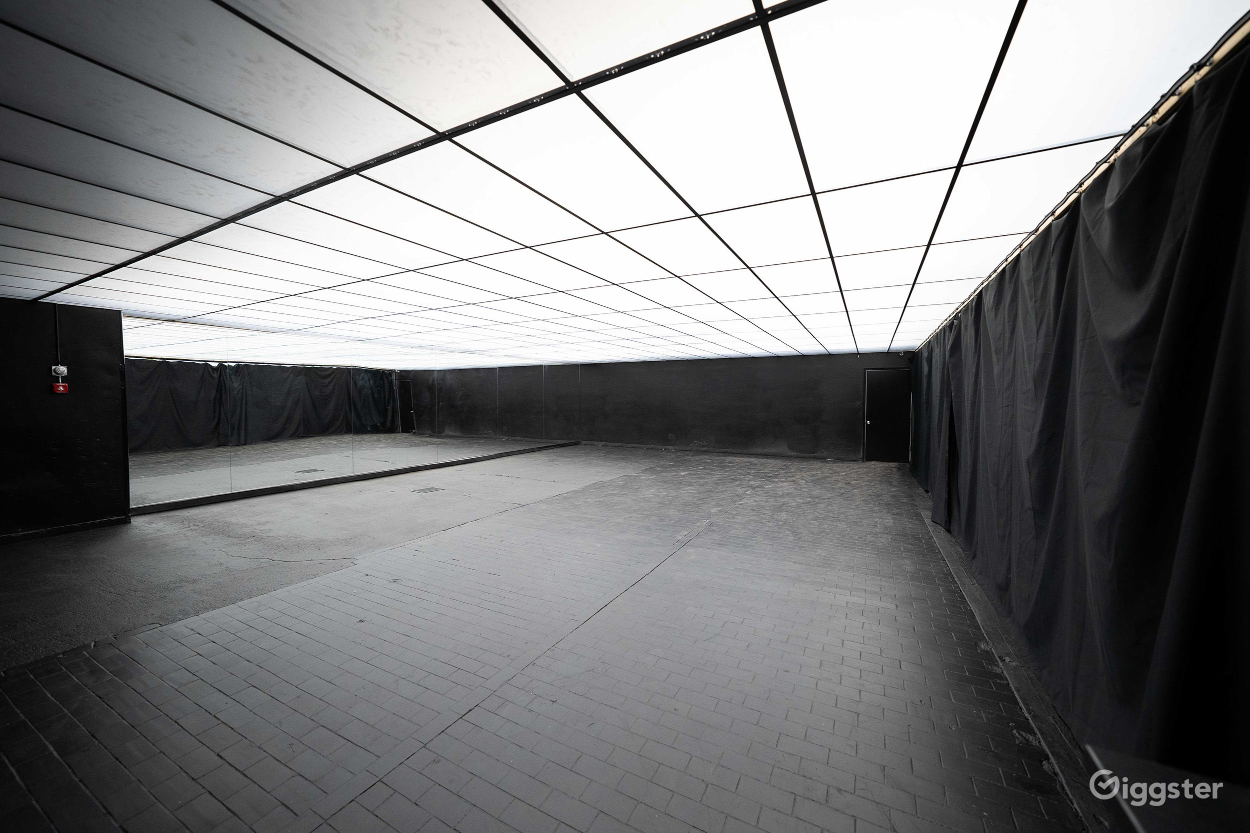 Infinity Room in Brooklyn | Rent this location on Giggster