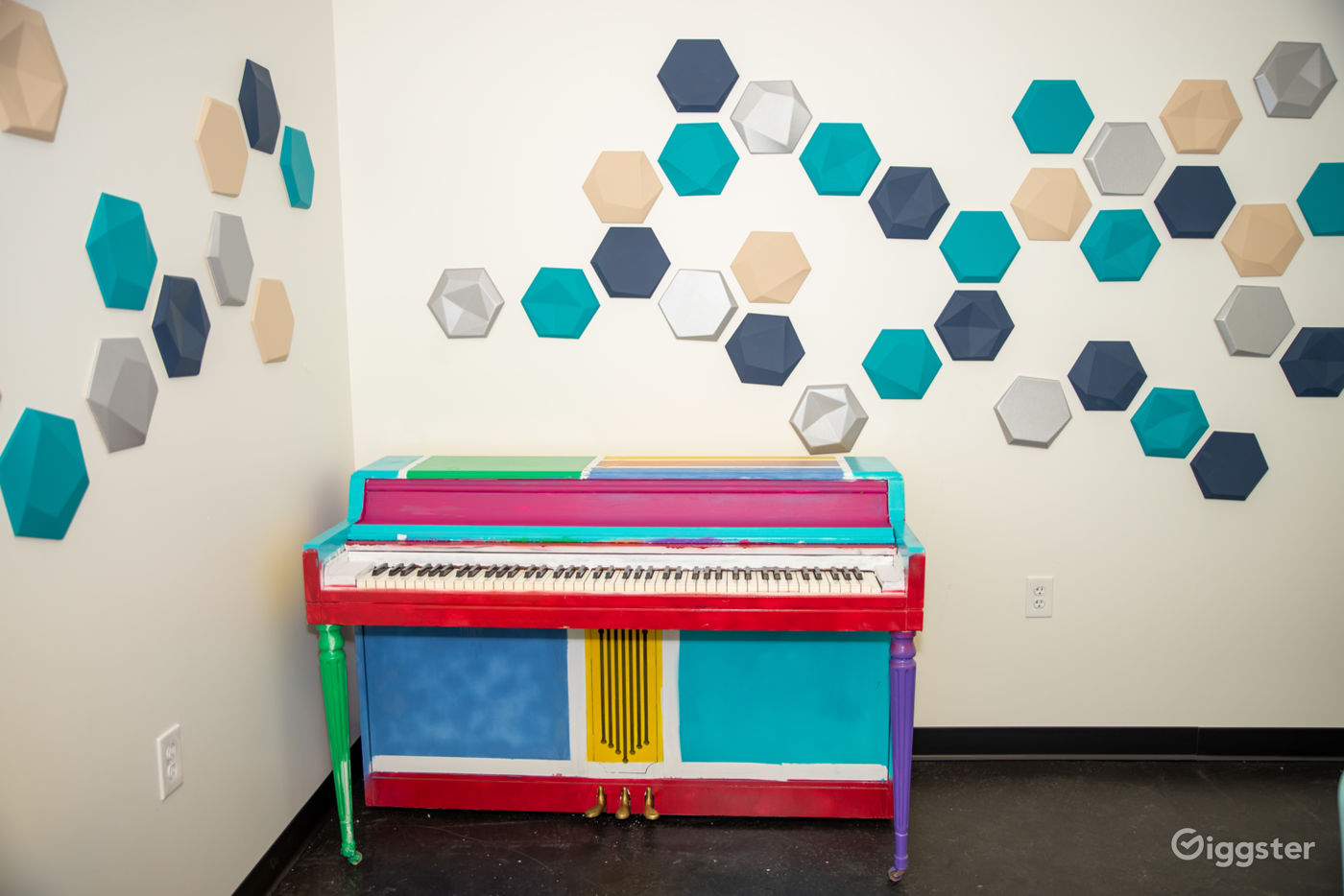 Colorful, Unique Studio with Multiple Sets, Props | Rent this location ...