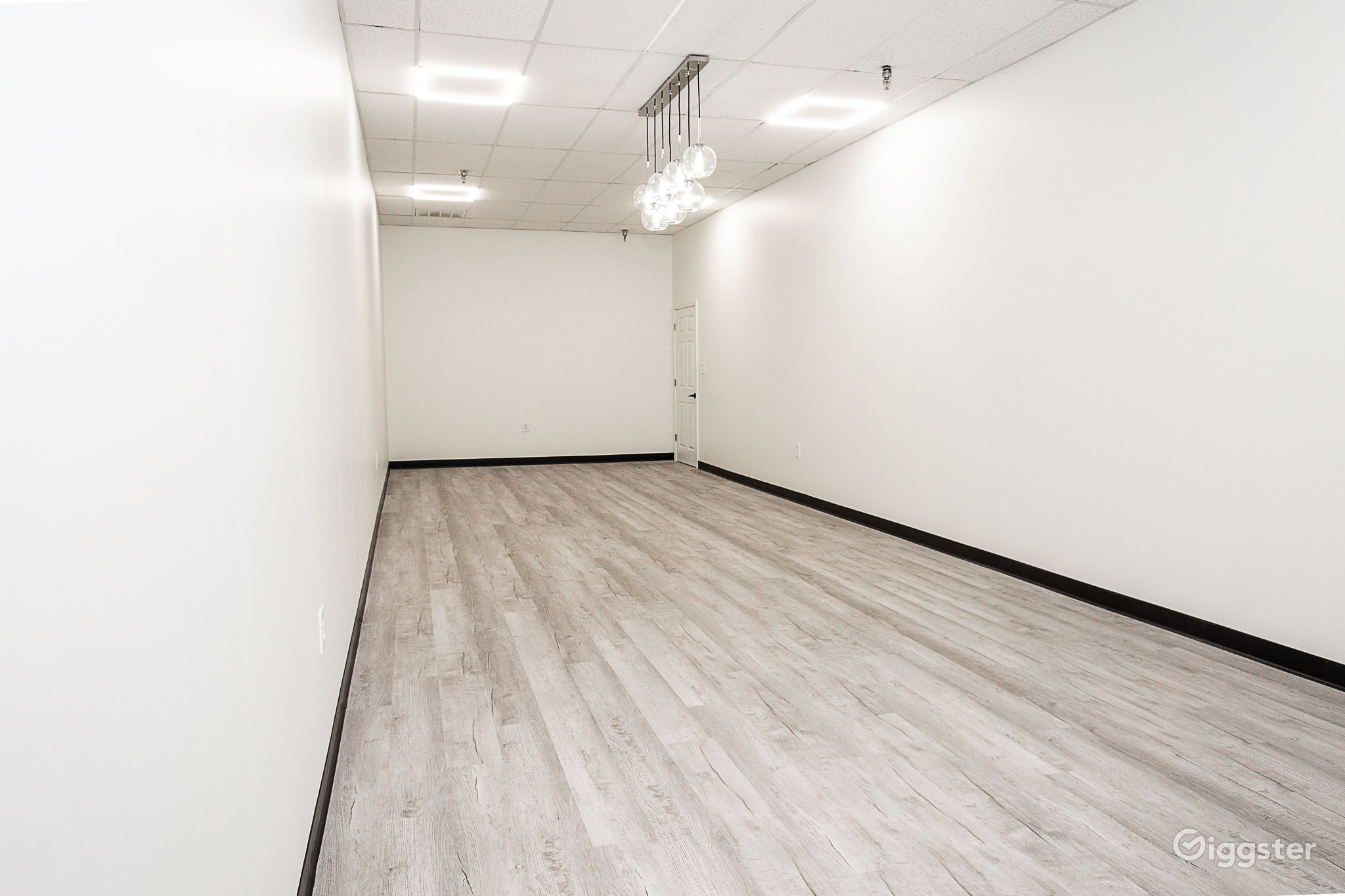 Colorful, Unique Studio with Multiple Sets, Props | Rent this location ...