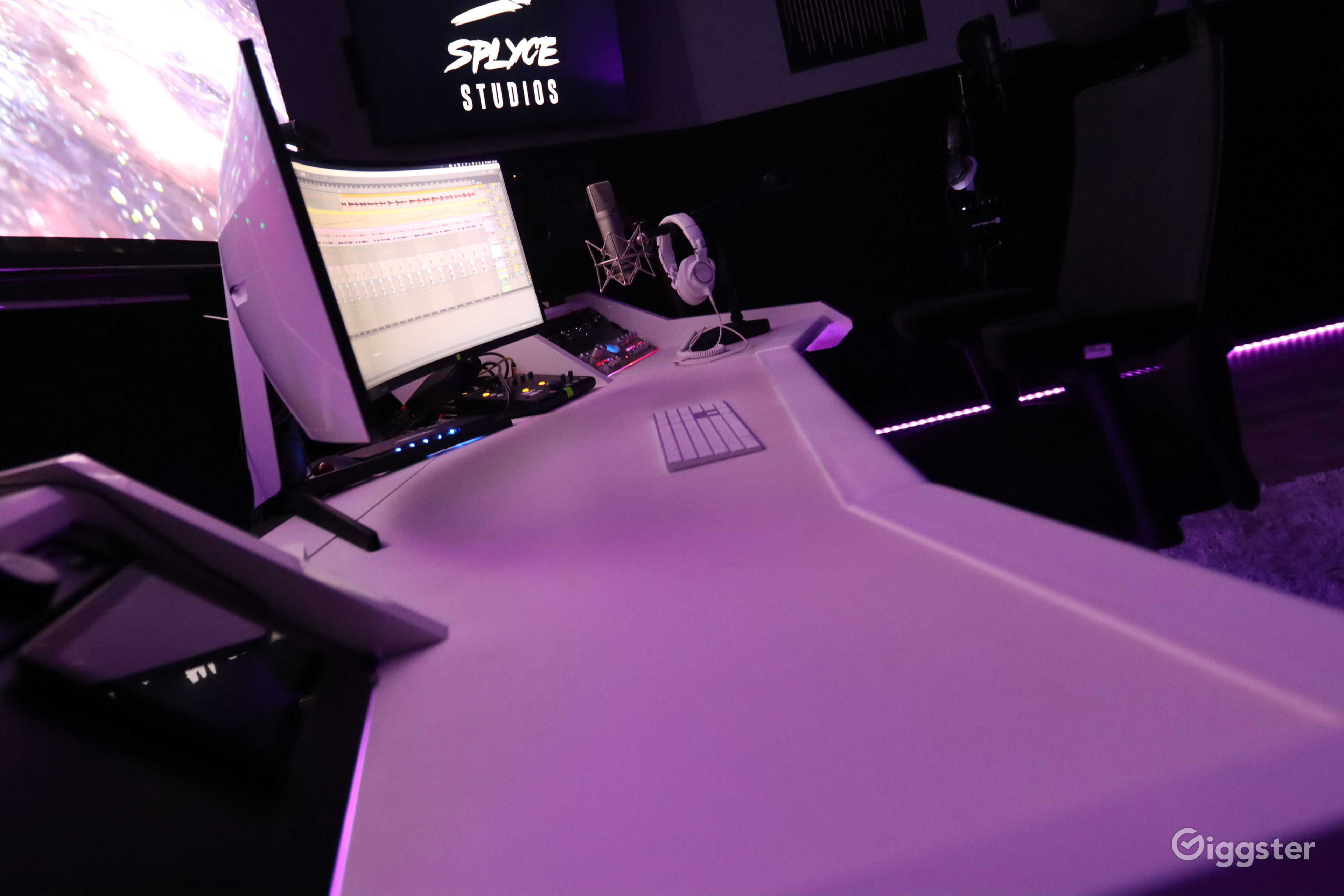 MUSIC RECORDING STUDIO - "The Spaceship" | Rent this location on Giggster