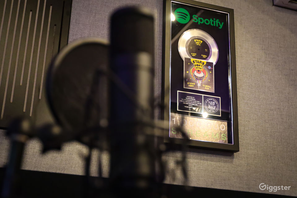 MUSIC RECORDING STUDIO - "The Spaceship" | Rent this location on Giggster