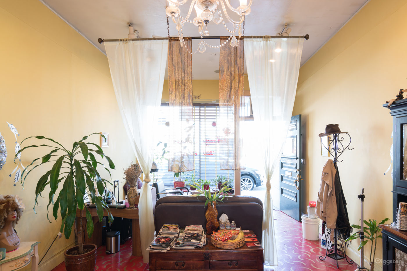 Colorful Beauty Salon | Rent this location on Giggster