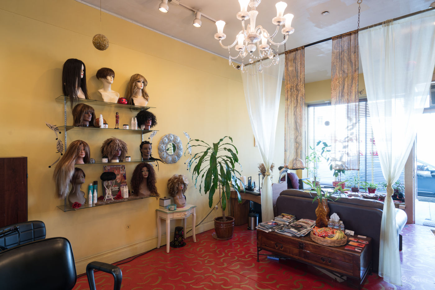 Colorful Beauty Salon | Rent this location on Giggster