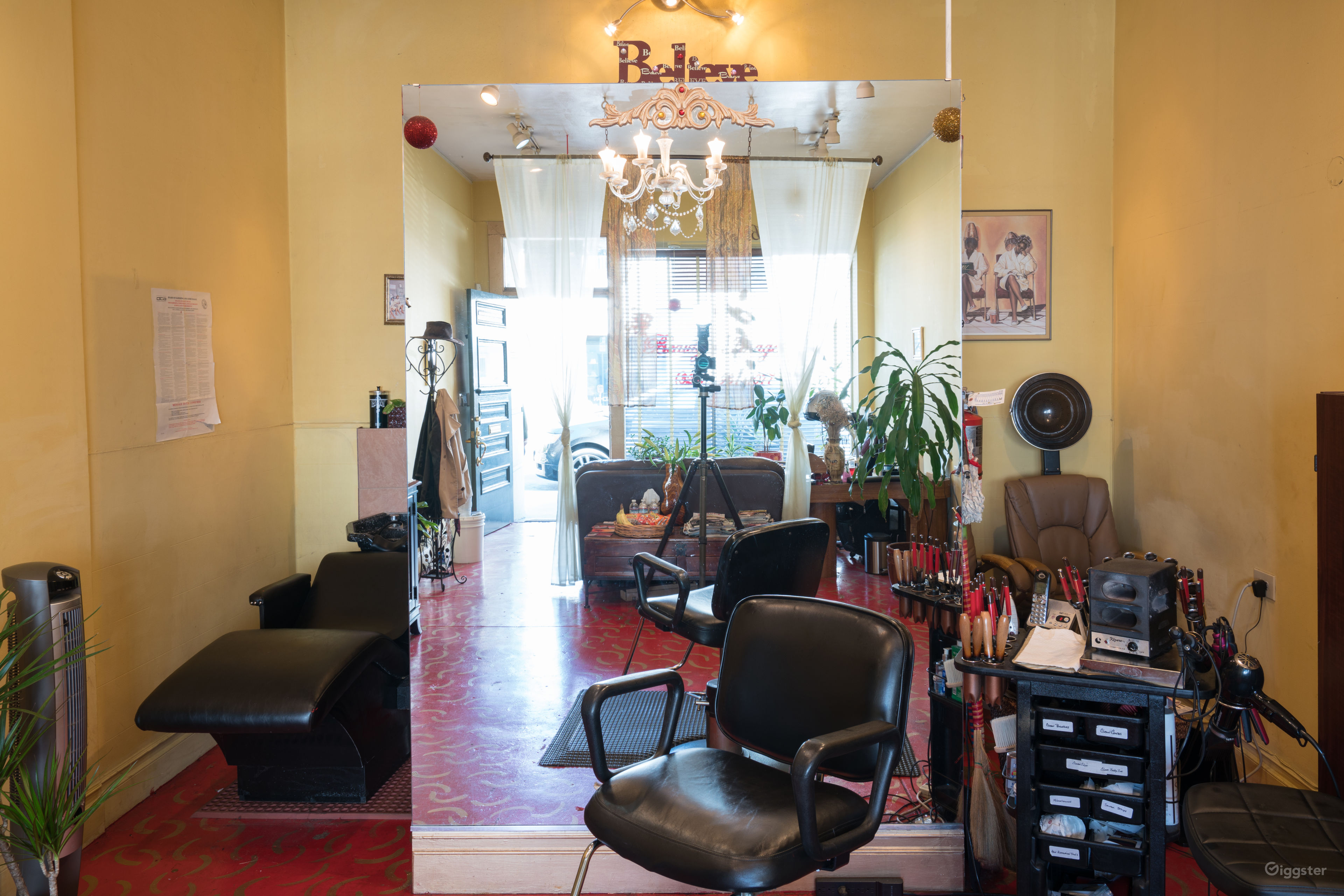 Colorful Beauty Salon | Rent this location on Giggster