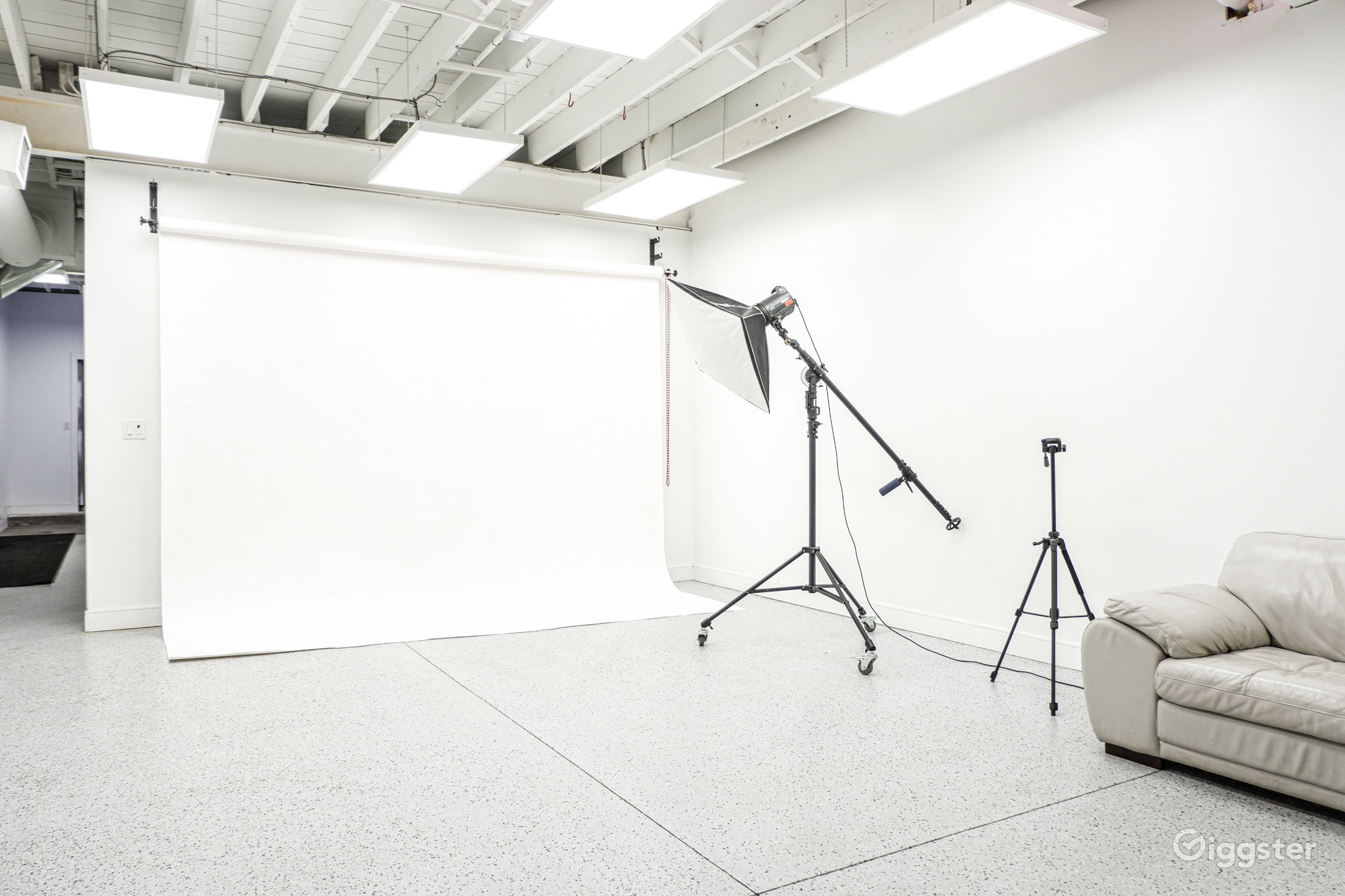 Bright Open Creative Studio Space | Rent this location on Giggster