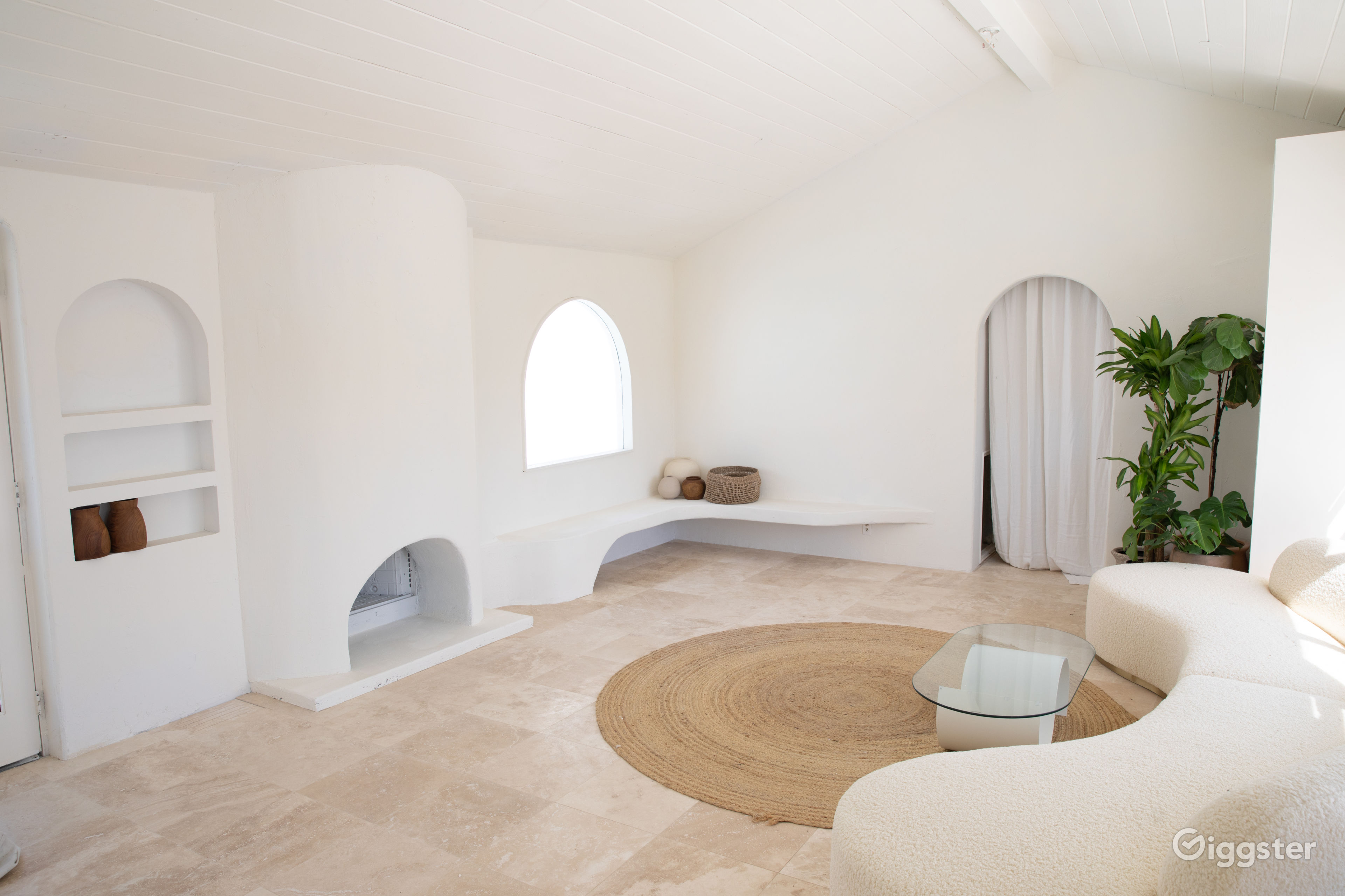 Minimal, Luxurious, Bright Pool Home w/ Arches | Rent this location on ...
