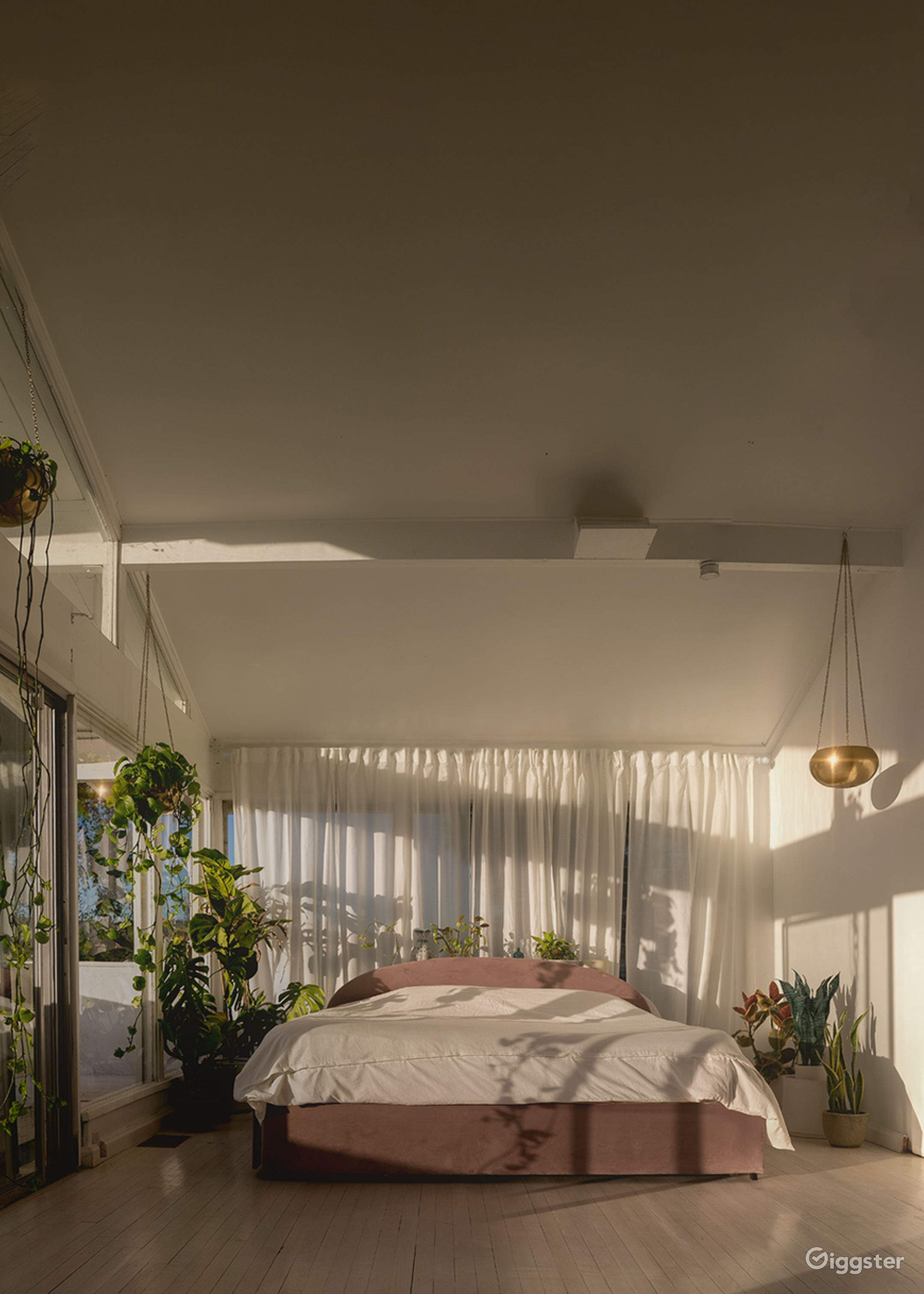 Minimal, Luxurious, Bright Pool Home w/ Arches | Rent this location on ...