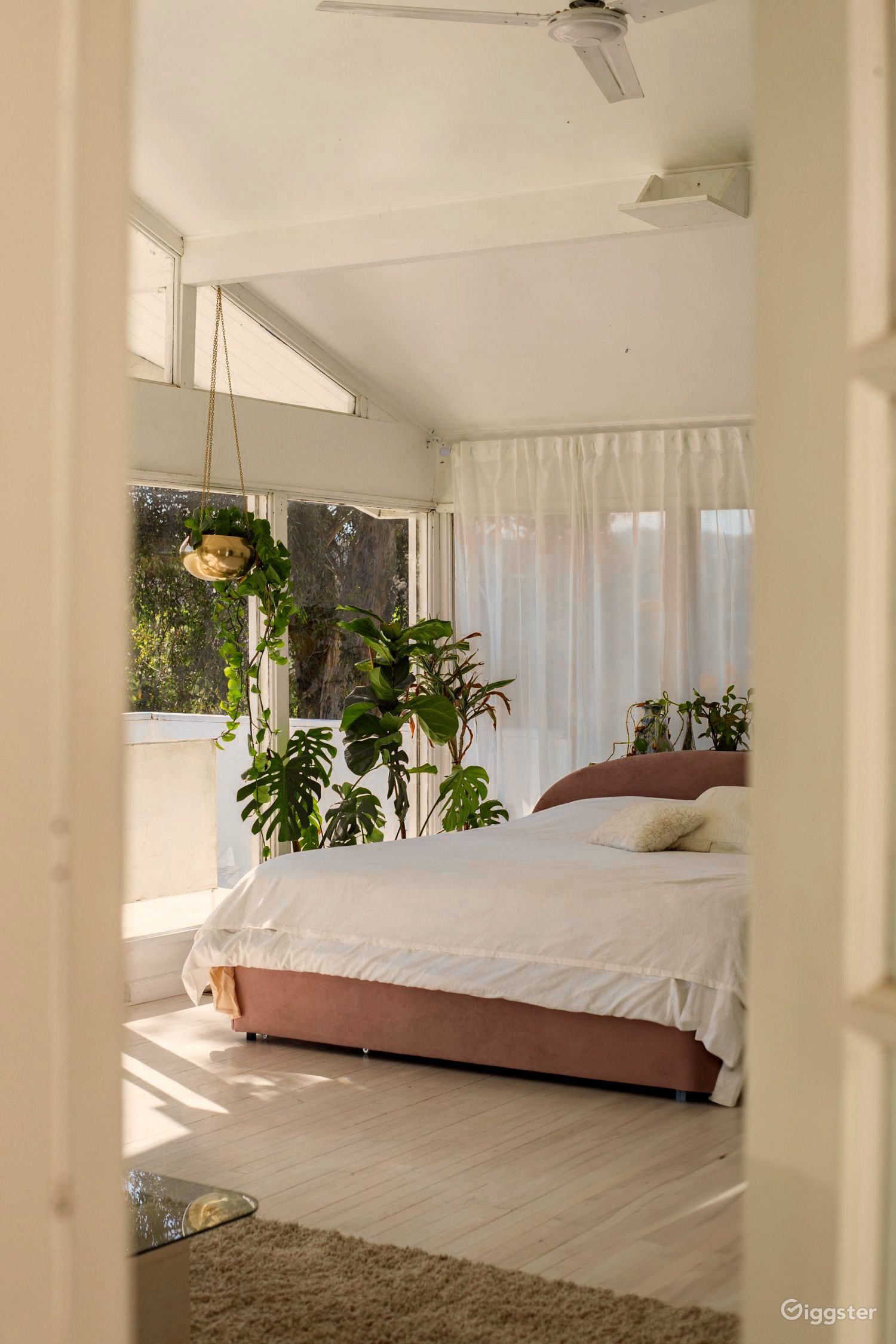 Minimal, Luxurious, Bright Pool Home w/ Arches | Rent this location on ...