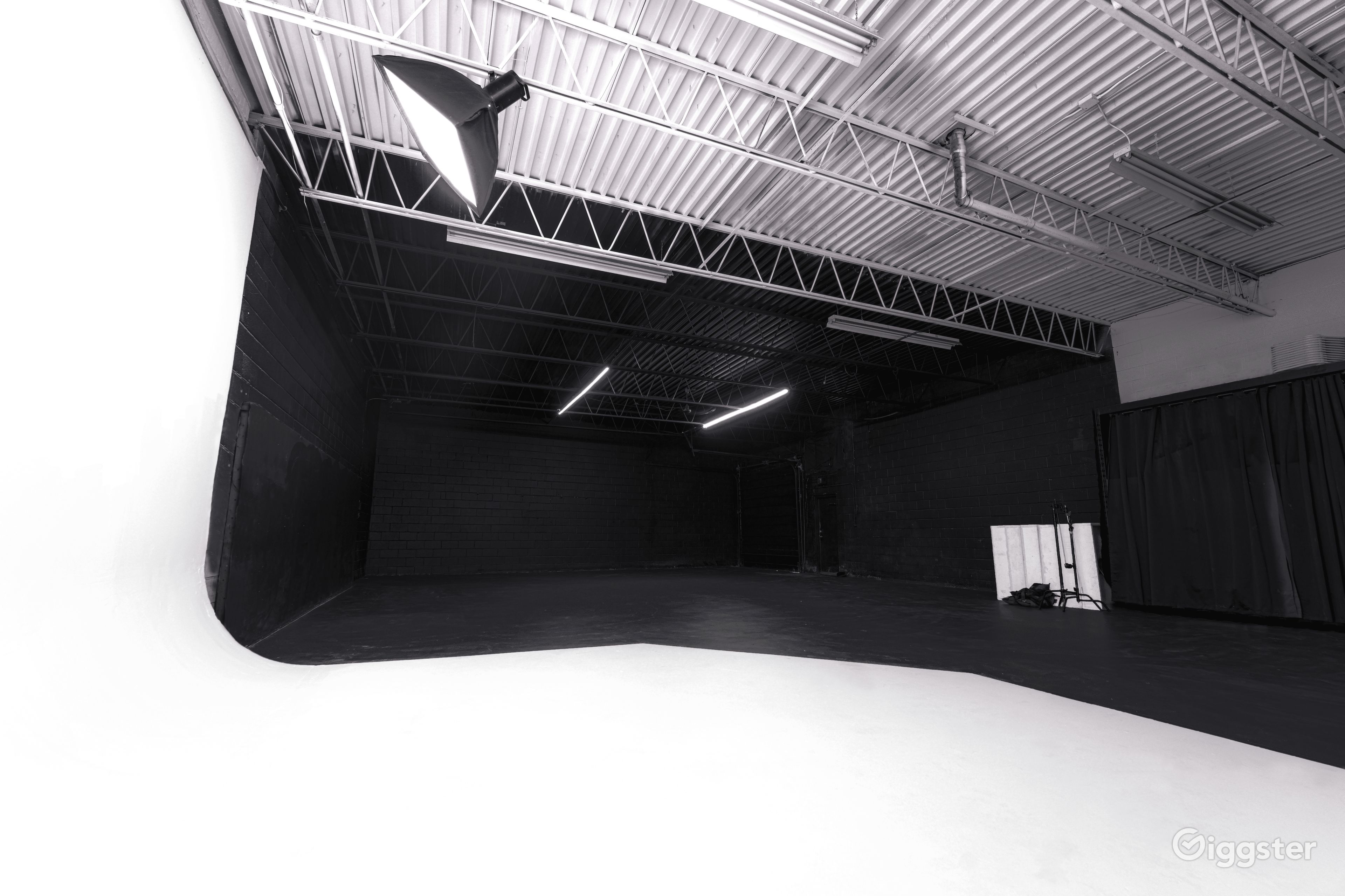 4-in-1 Film Studio Warehouse, VOID w/ Cyclorama | Rent this location on ...