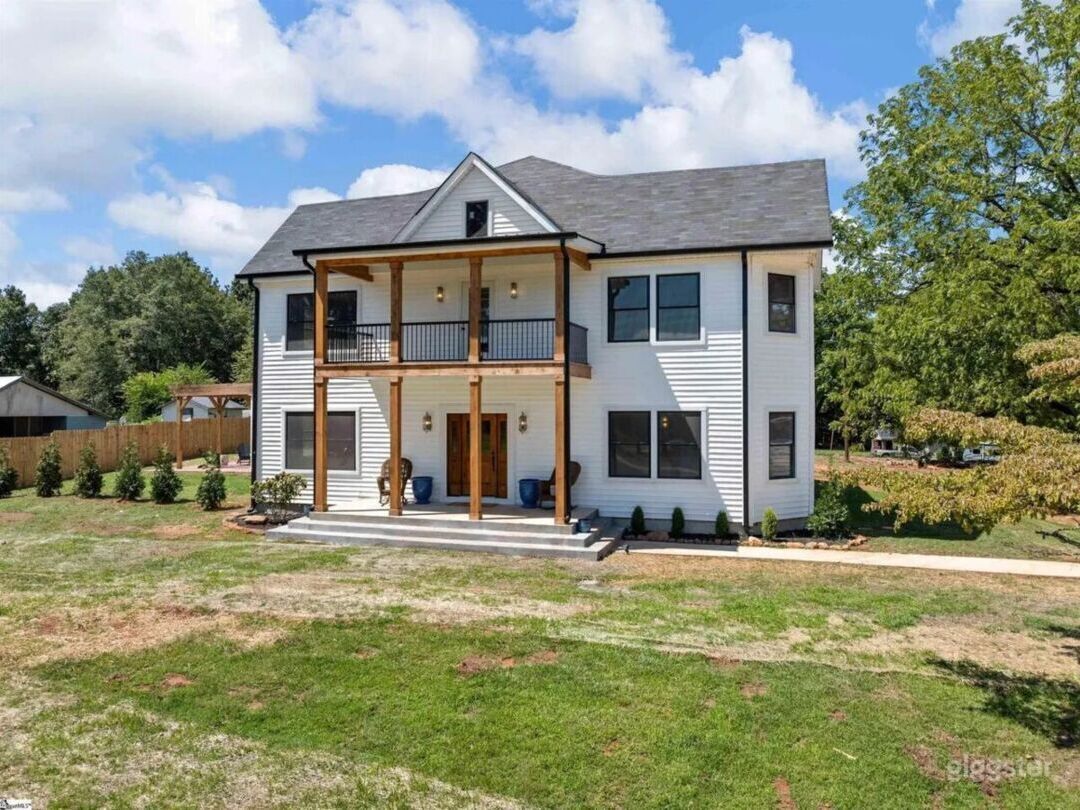 Grand Southern Home for Cozy Seasonal Shoots | Rent this location on ...