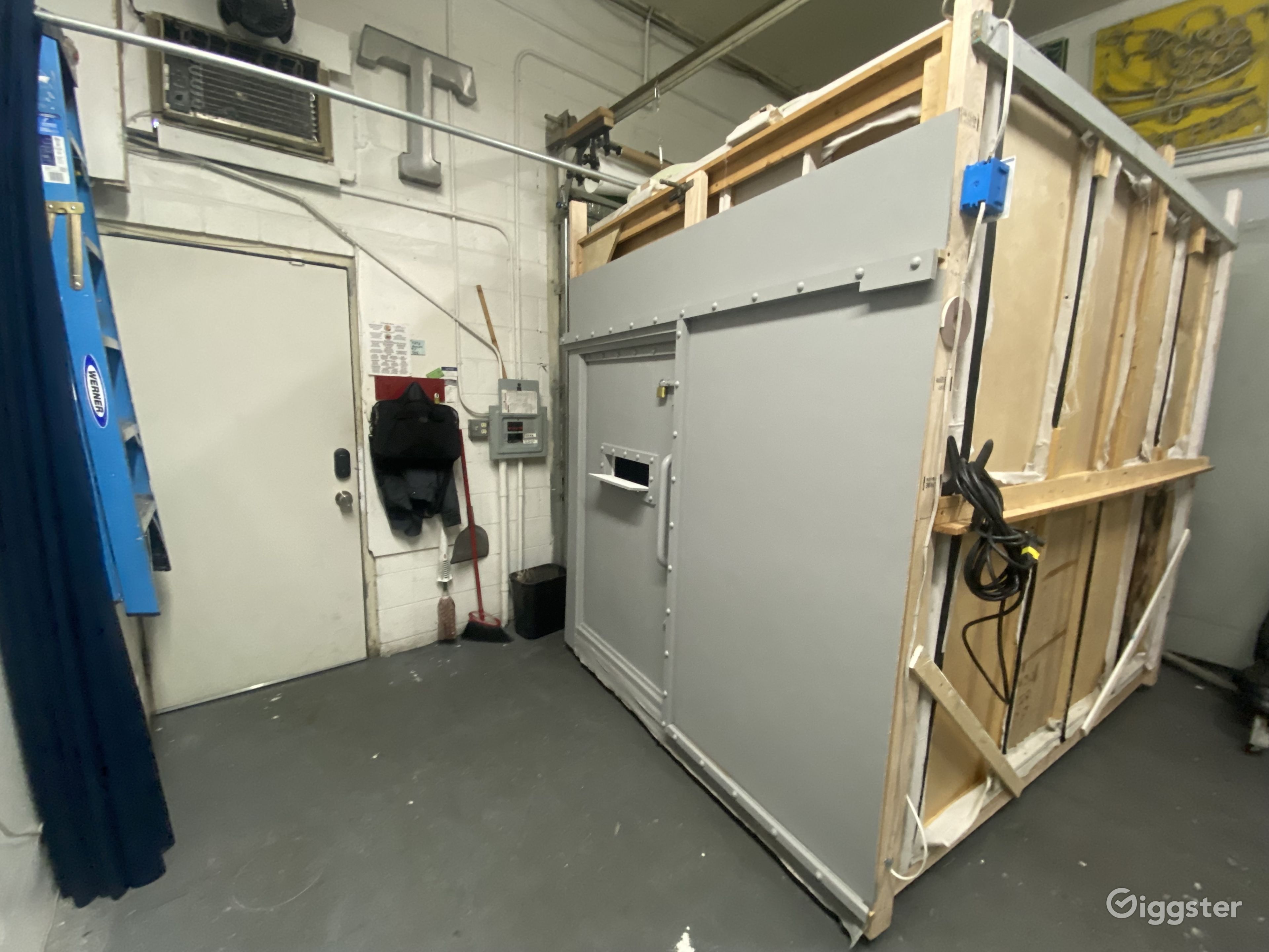 ASYLUM / PADDED CELL STANDING SET | Rent this location on Giggster