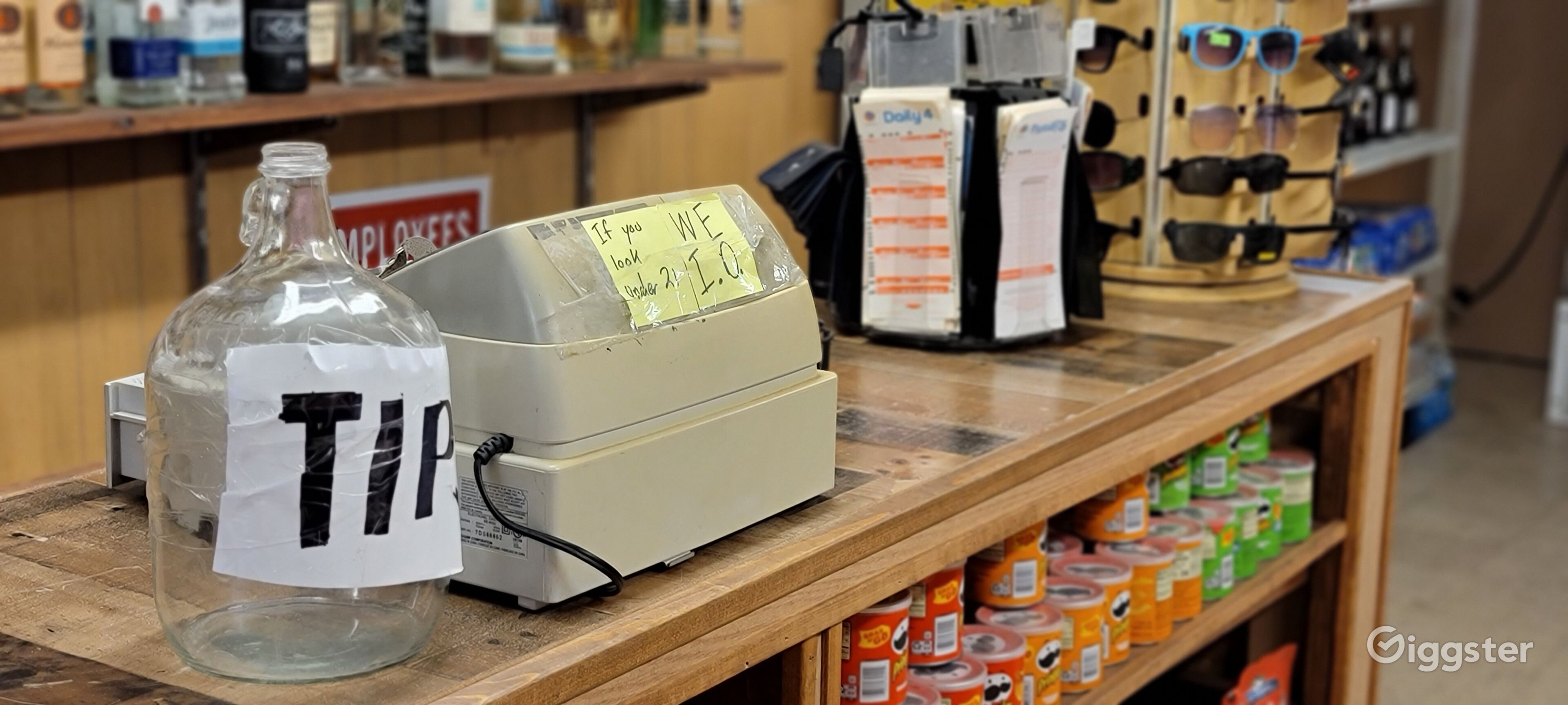 Retro Liquor Store / Convenience Store | Rent this location on Giggster